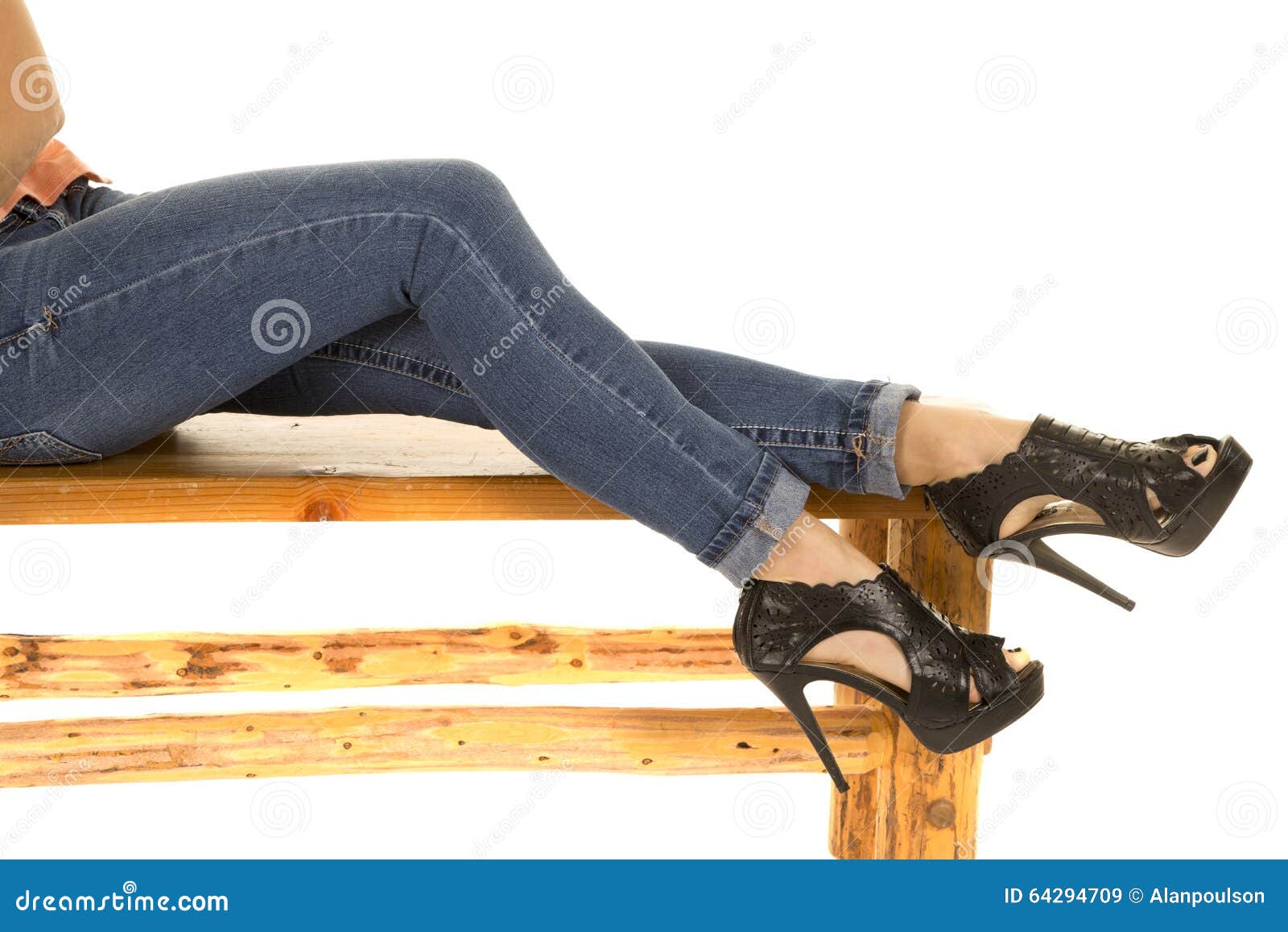 Frauenbeine Im Denim Auf Bank Mit Fersen Heraus Stockbild Bild Von
