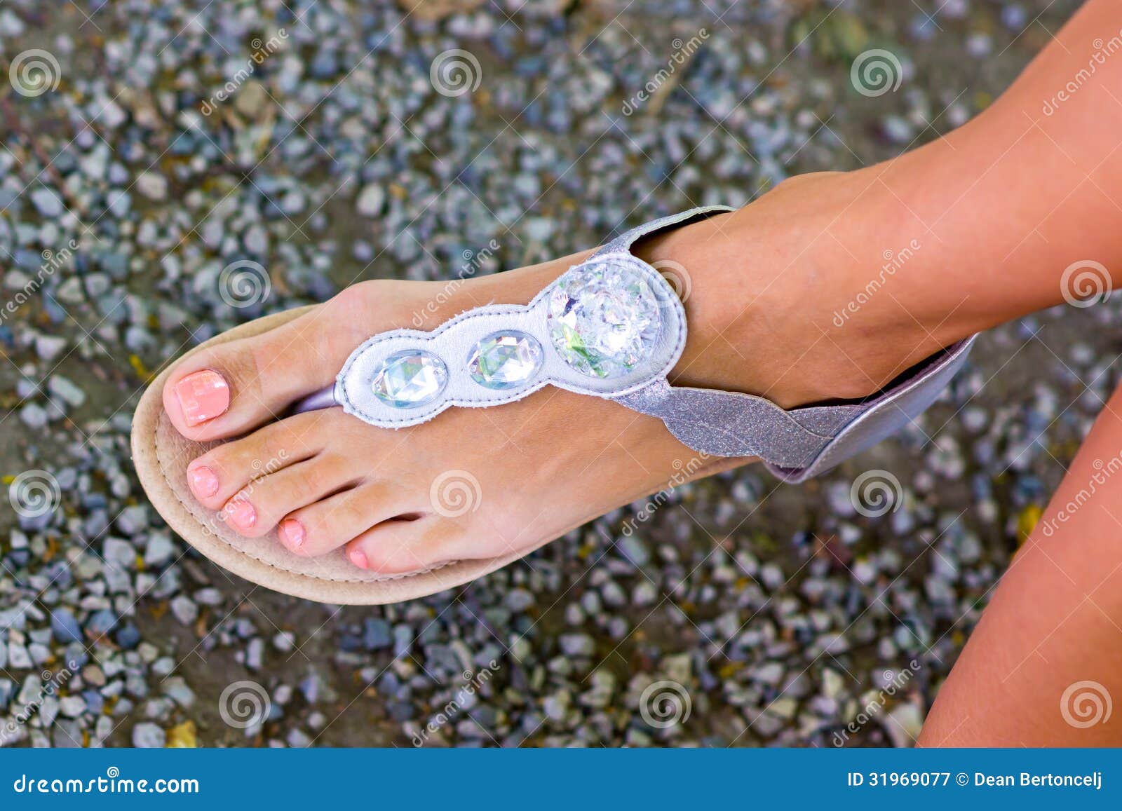 Frauenfüße stockbild. Bild von kosmetikerin, schuhe, elegant - 31969077