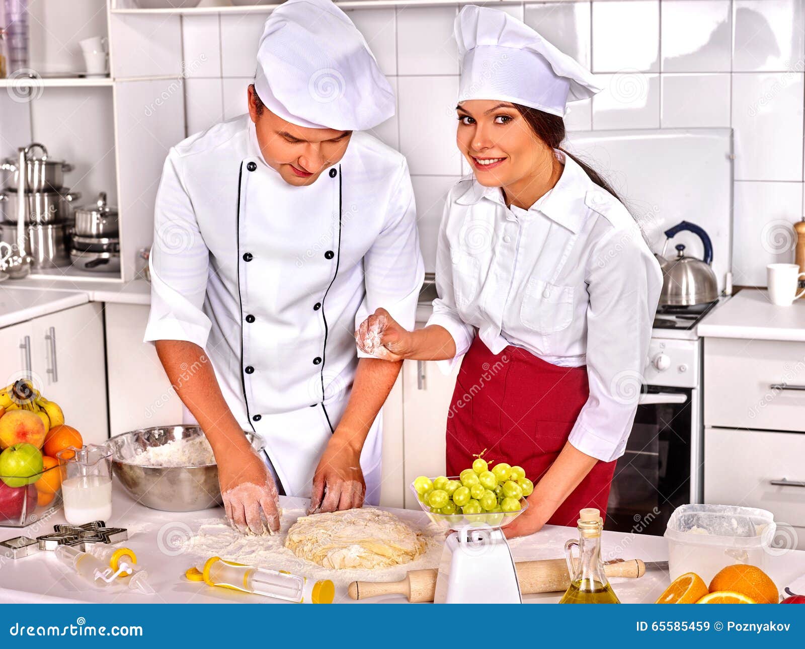 Frauenmann Im Chefhut Huhn Kochend Stockbild - Bild von chef, frau ...