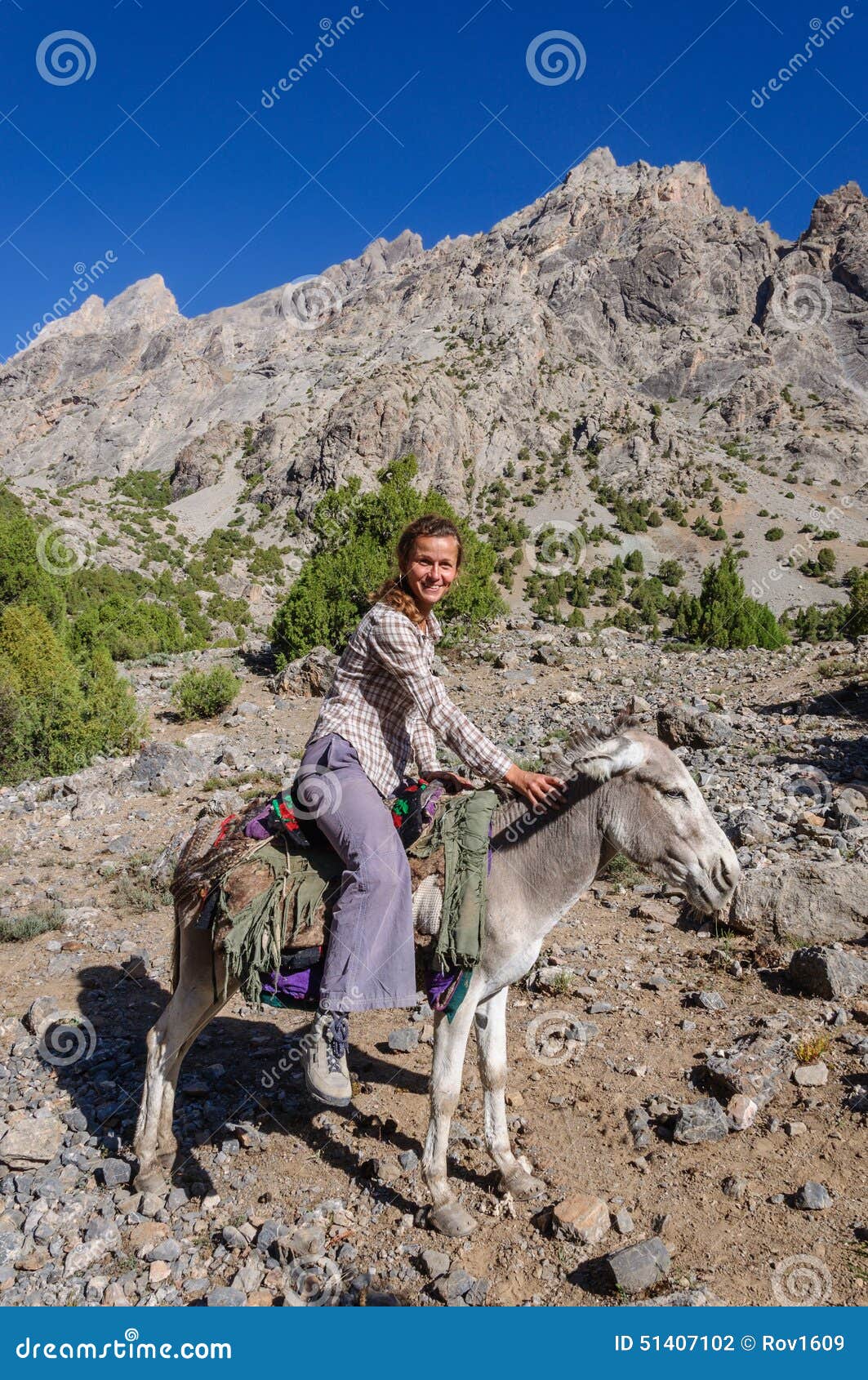 Frauenreiten Auf Esel Im Berg Stockfoto - Bild von froh, mitfahrer ...