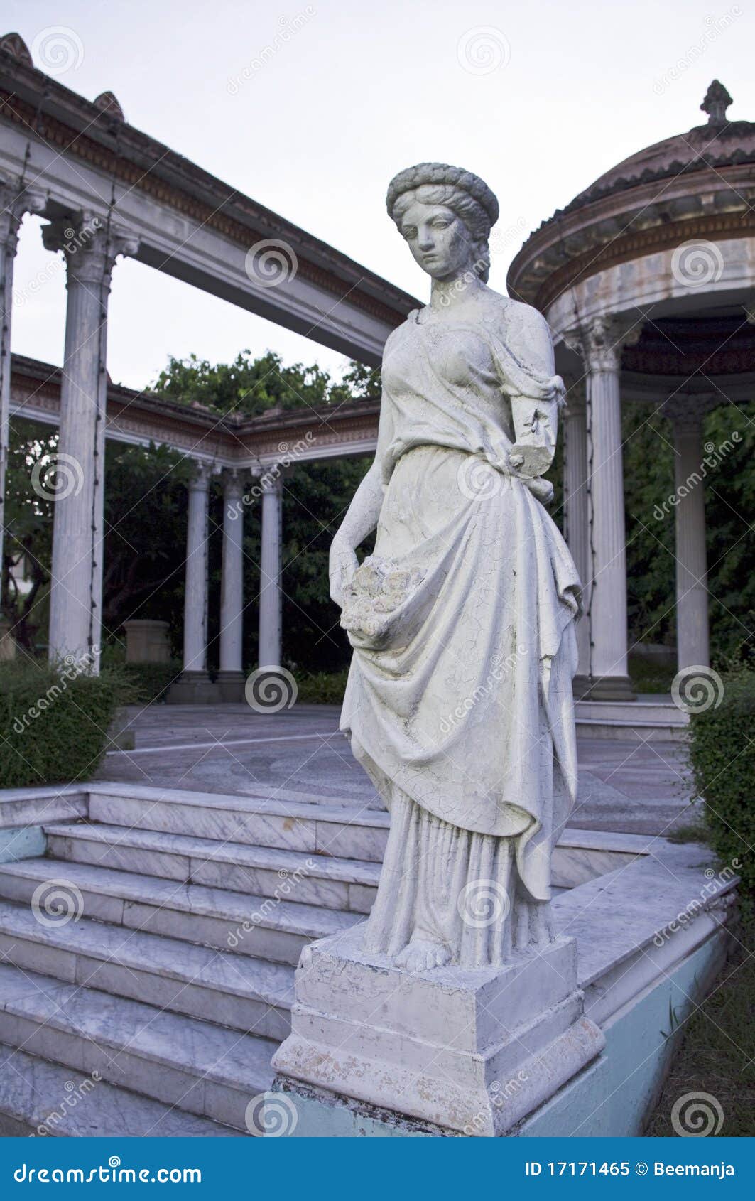 Frauenstatue im Park stockbild. Bild von karosserie, dekoration - 17171465
