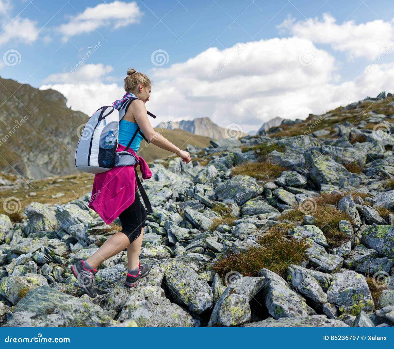 Frauenwanderer, Der Auf Einer Spur Wandert Stockbild - Bild von nave ...