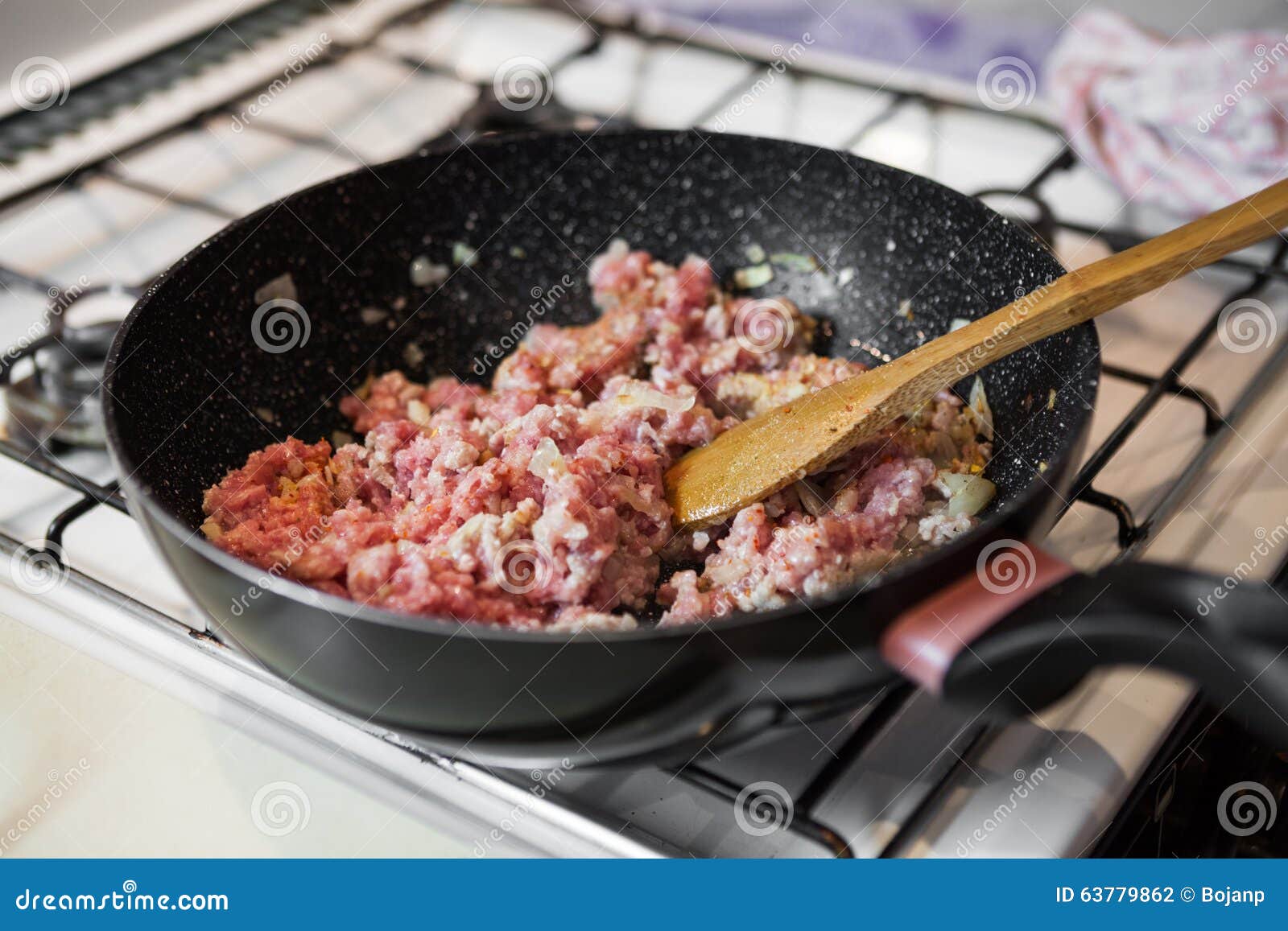 Freír La Cebolla Y La Carne Foto de archivo - Imagen de alimento ...