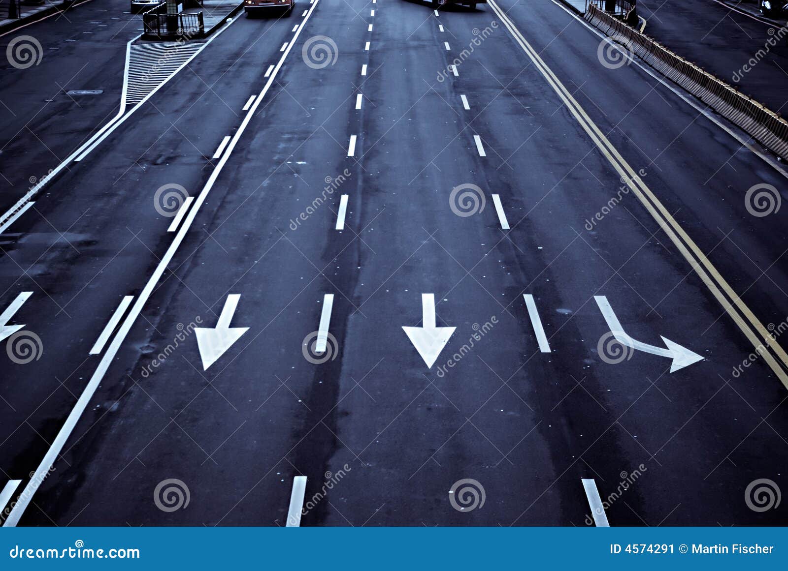 Frecce sulla strada immagine stock. Immagine di righe - 4574291