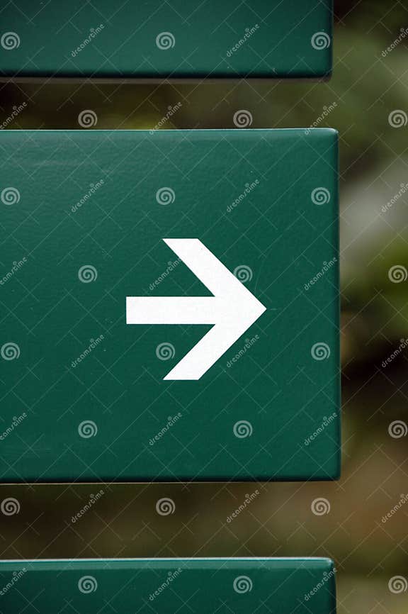 Freccia a destra fotografia stock. Immagine di senso, freccia - 4533606