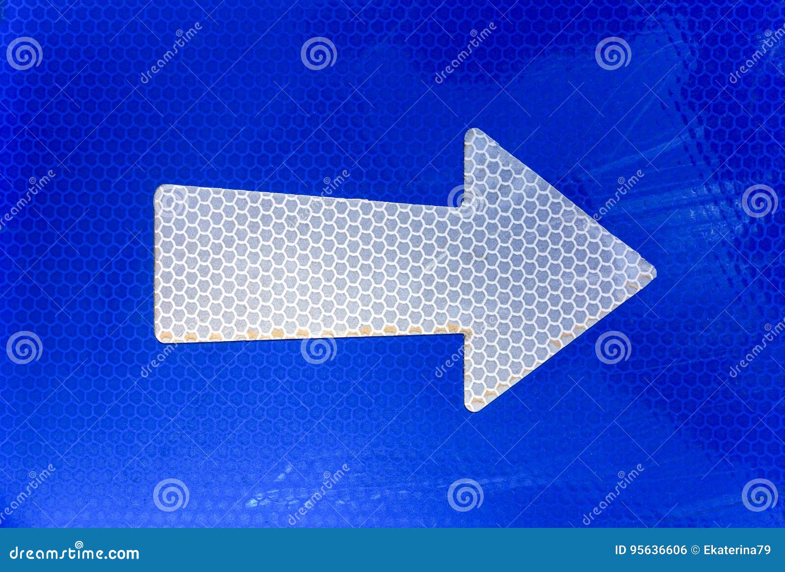 Freccia a Destra Sul Segnale Stradale Fotografia Stock - Immagine di ...