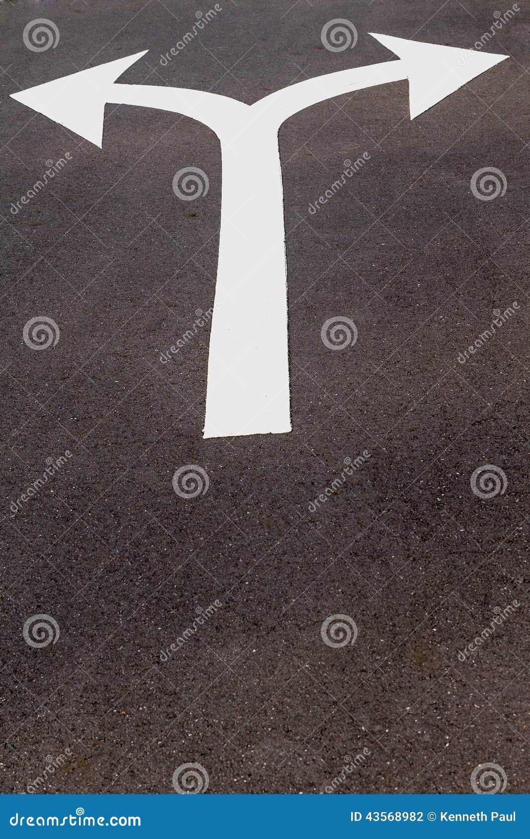 Freccia Sulla Strada Che Indica Le Direzioni Dello Ione Due Fotografia ...