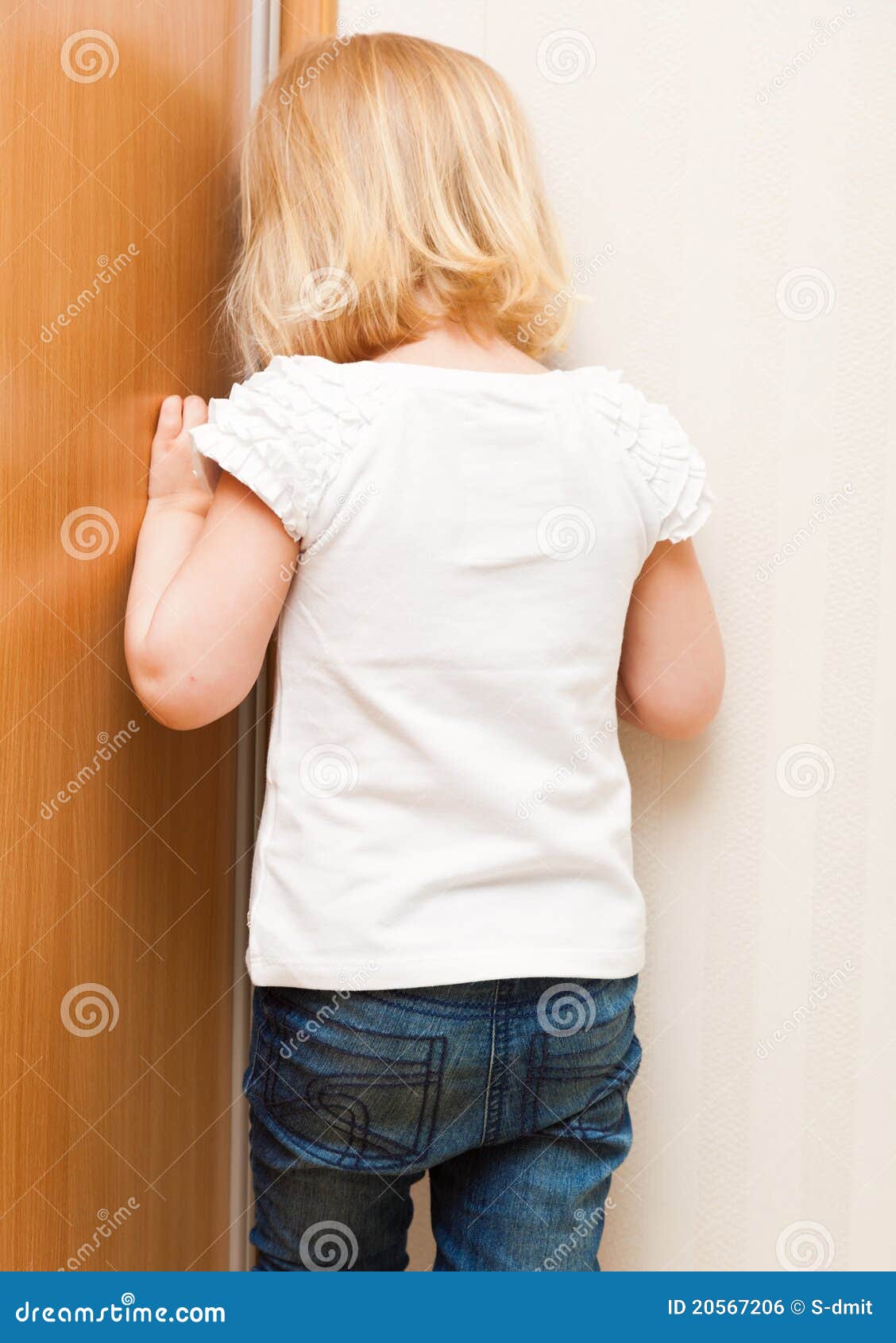 Freches Kind Steht in Der Ecke Stockfoto - Bild von ausfall, gehorsam ...