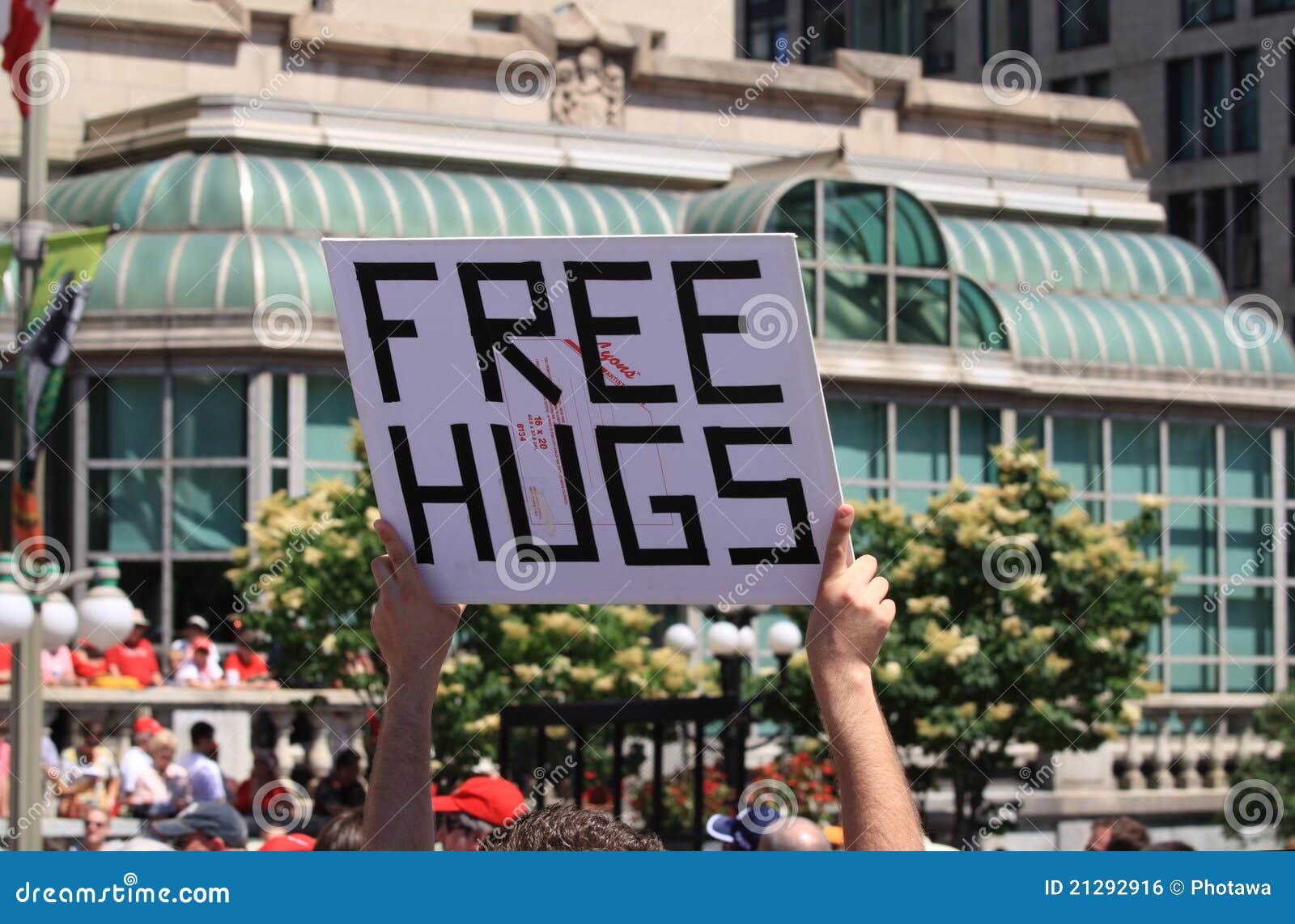 Free Hugs Sign in Public editorial photo. Image of people - 21292916