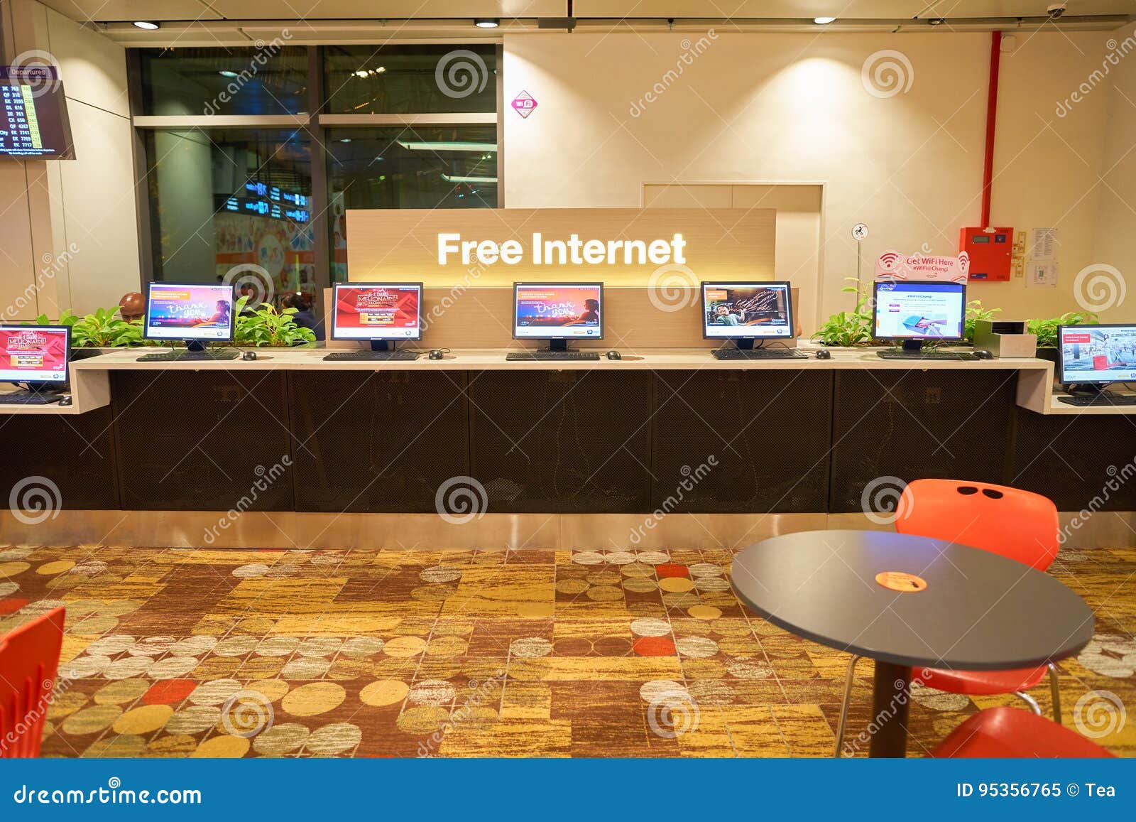 Free Internet Access Computers at Singapore Changi Airport Editorial ...