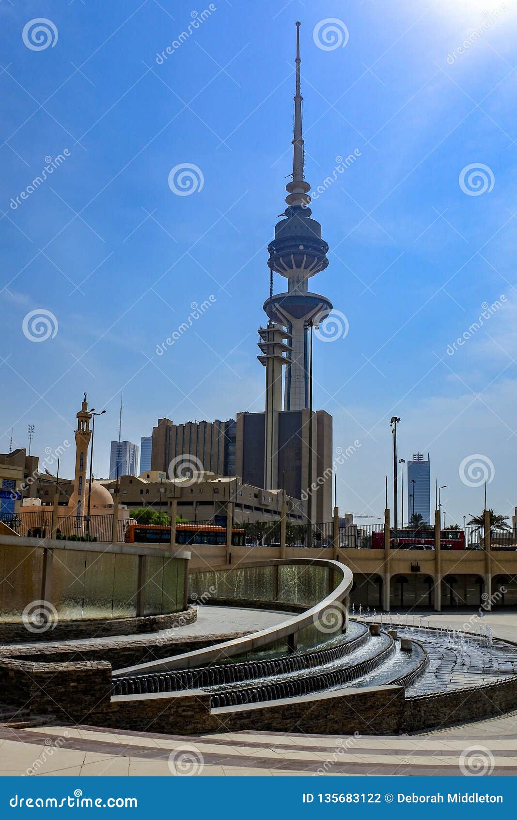 Freedom Tower De La Ciudad De Kuwait Foto de archivo - Imagen de ...