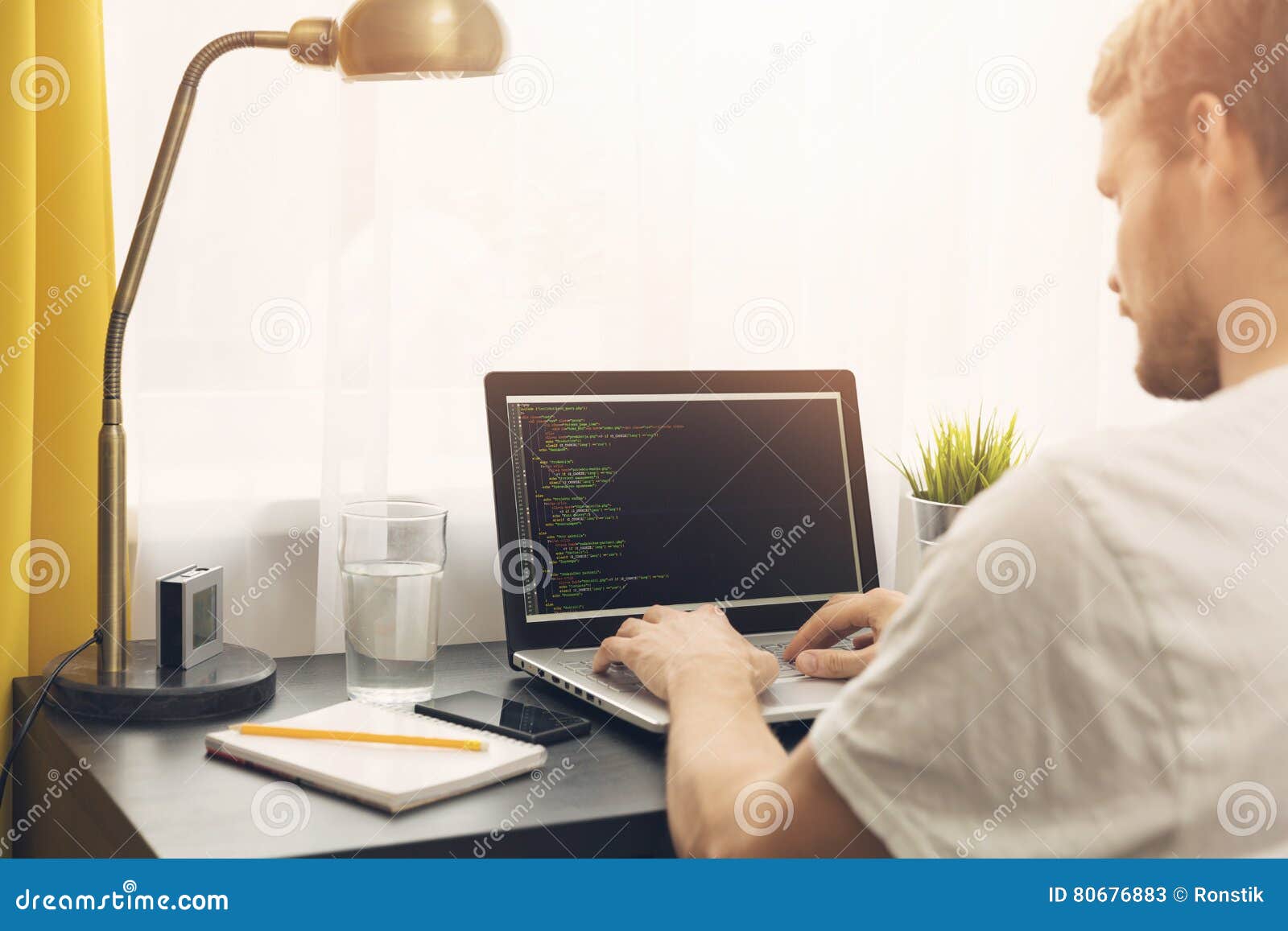 Freelance Programmeur Die Van Huis Werken Stock Afbeelding - Image of ...