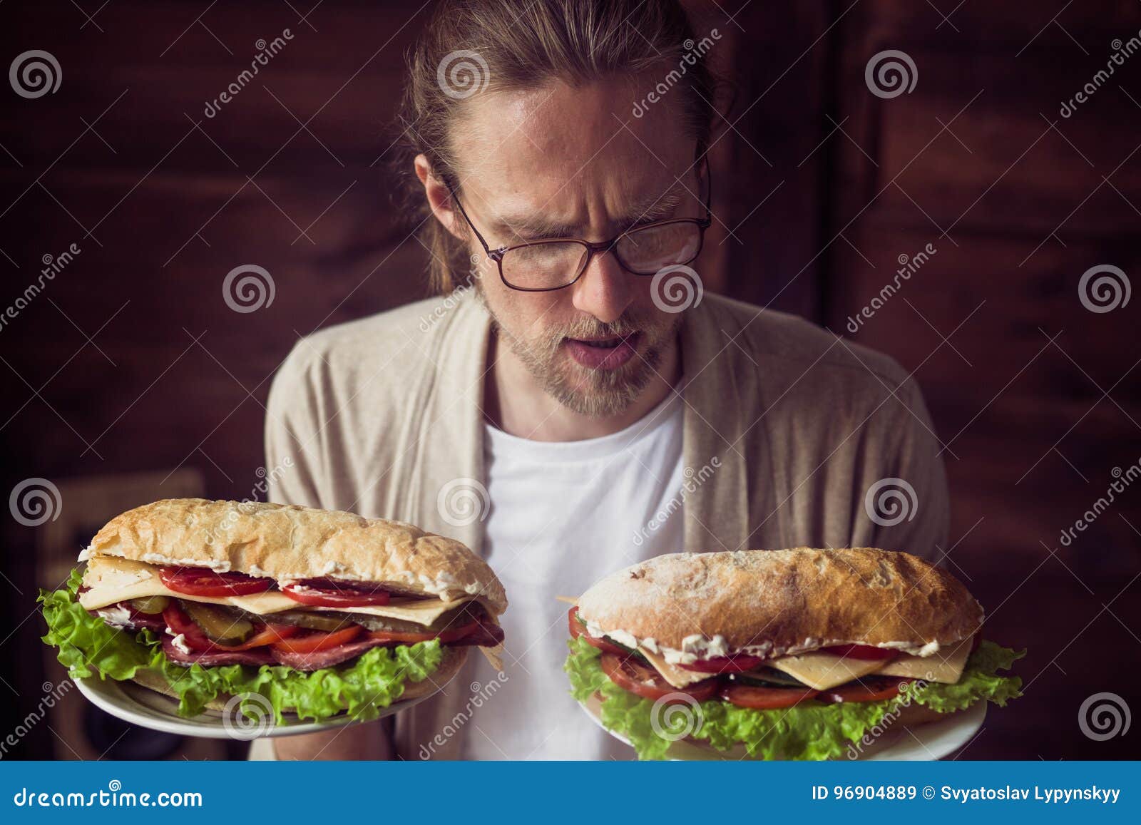 Freelancer que almuerza imagen de archivo. Imagen de alimento - 96904889