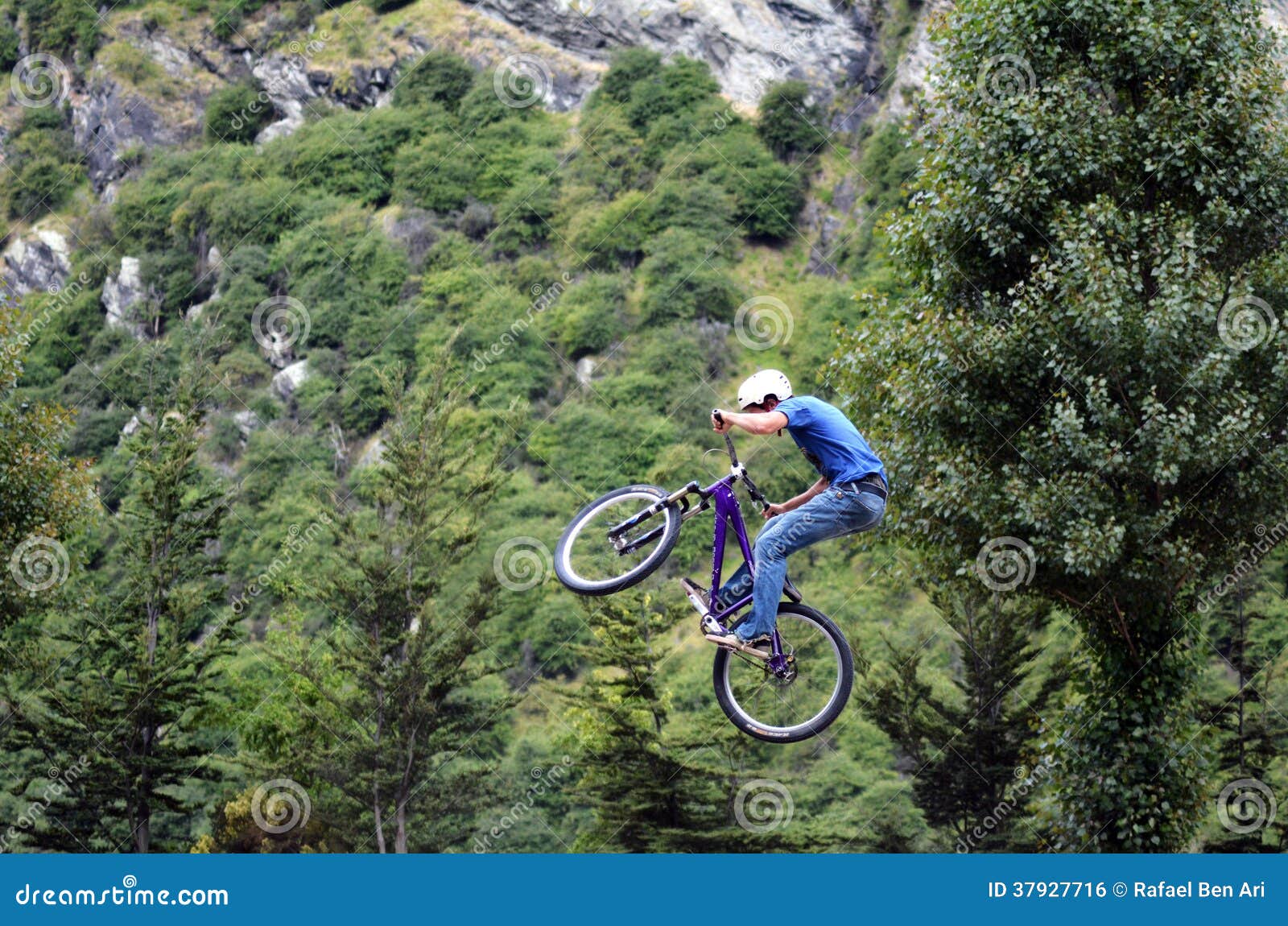 Freestyle BMX editorial photo. Image of ride, sport, people - 37927716