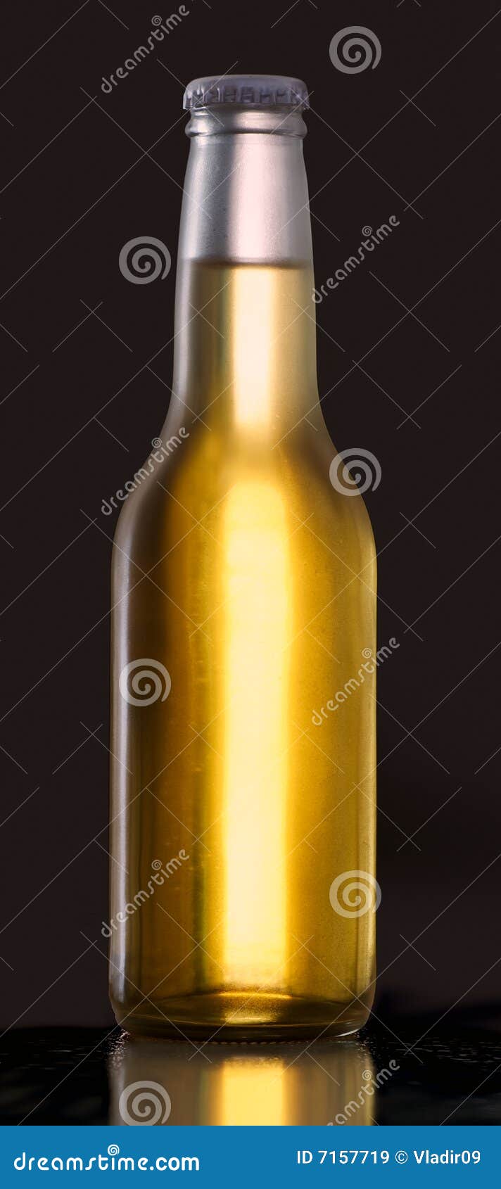 Freie Flasche Bier stockbild. Bild von gold, bier, gelb - 7157719