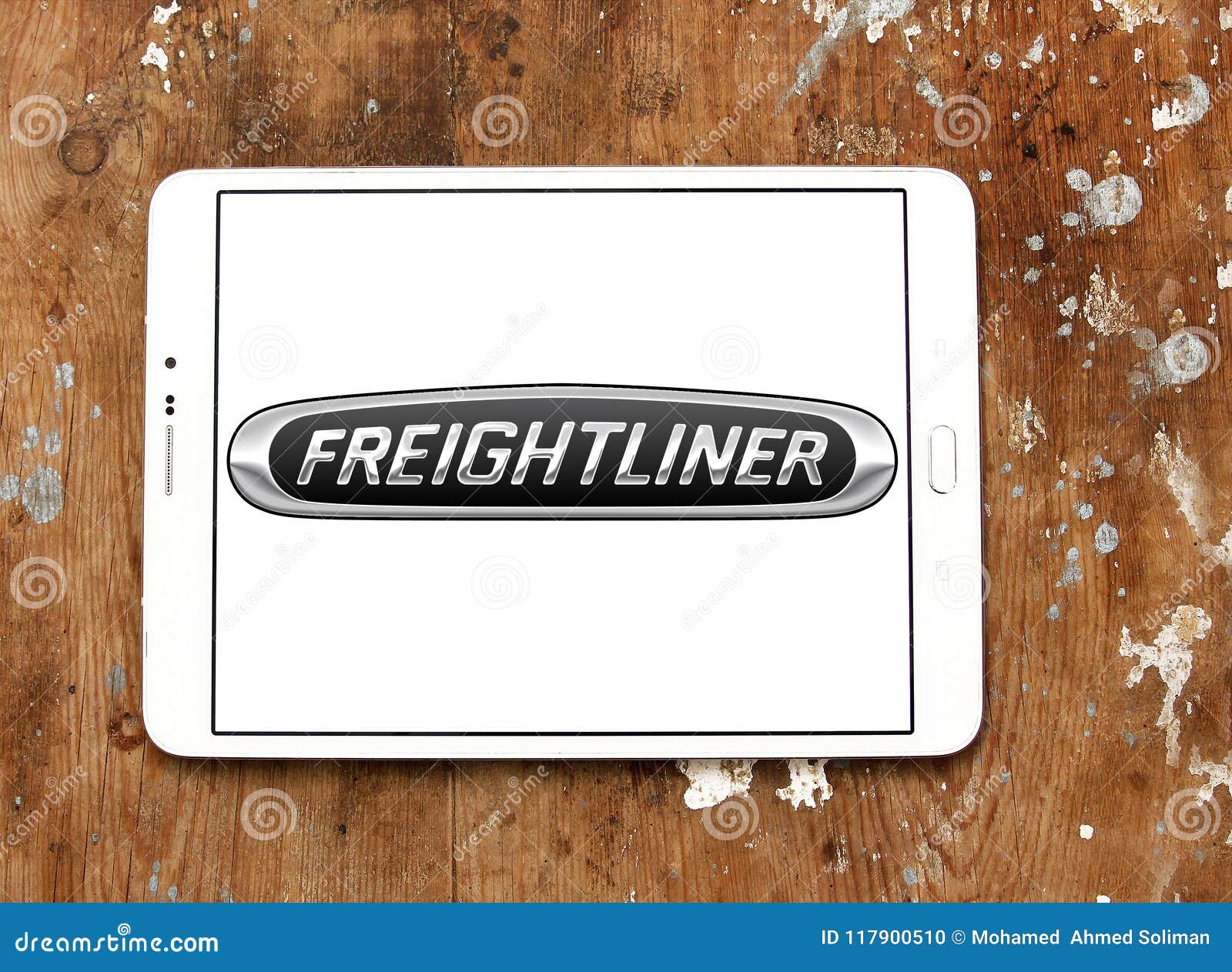 Freightliner Acarrea El Logotipo Del Fabricante Imagen editorial ...
