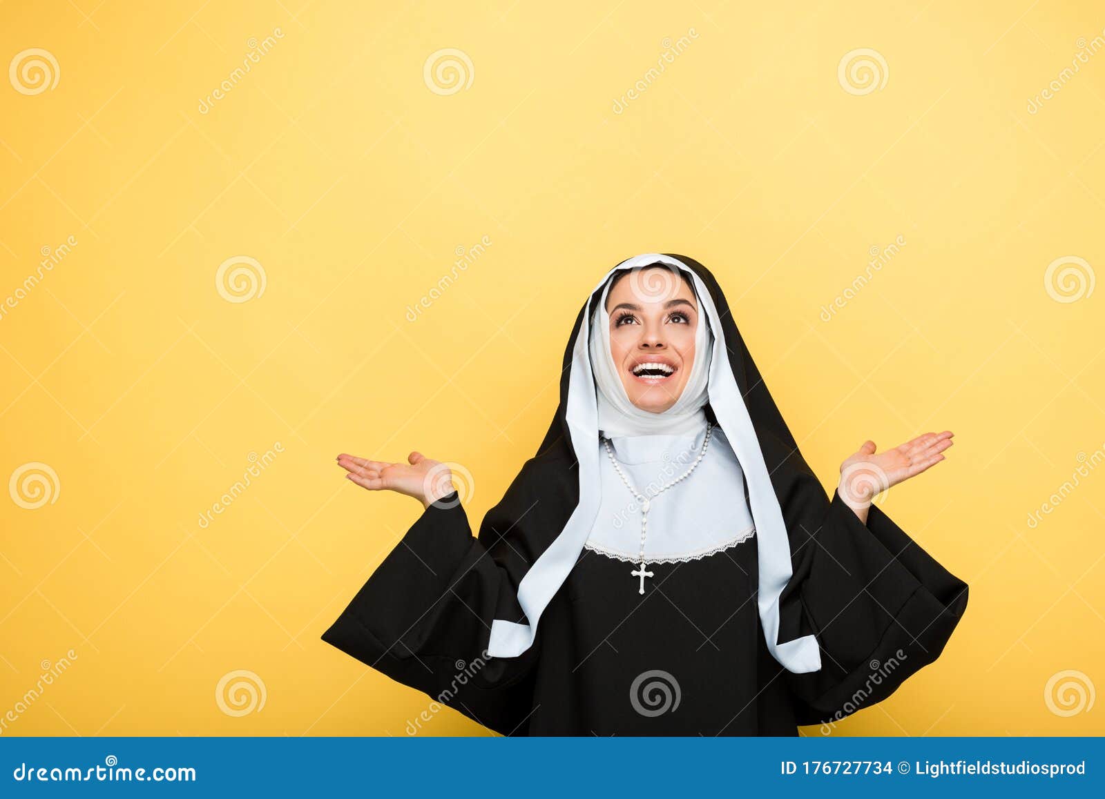 Freira Alegre Rezando E Olhando Para Cima Foto de Stock - Imagem de ...