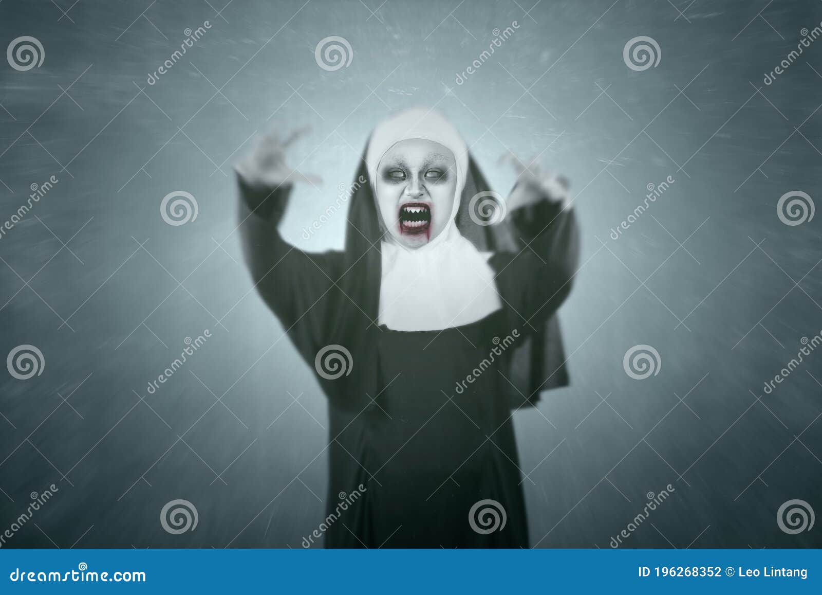 Freira Do Diabo Assustadora Foto de Stock - Imagem de monstro, parede ...