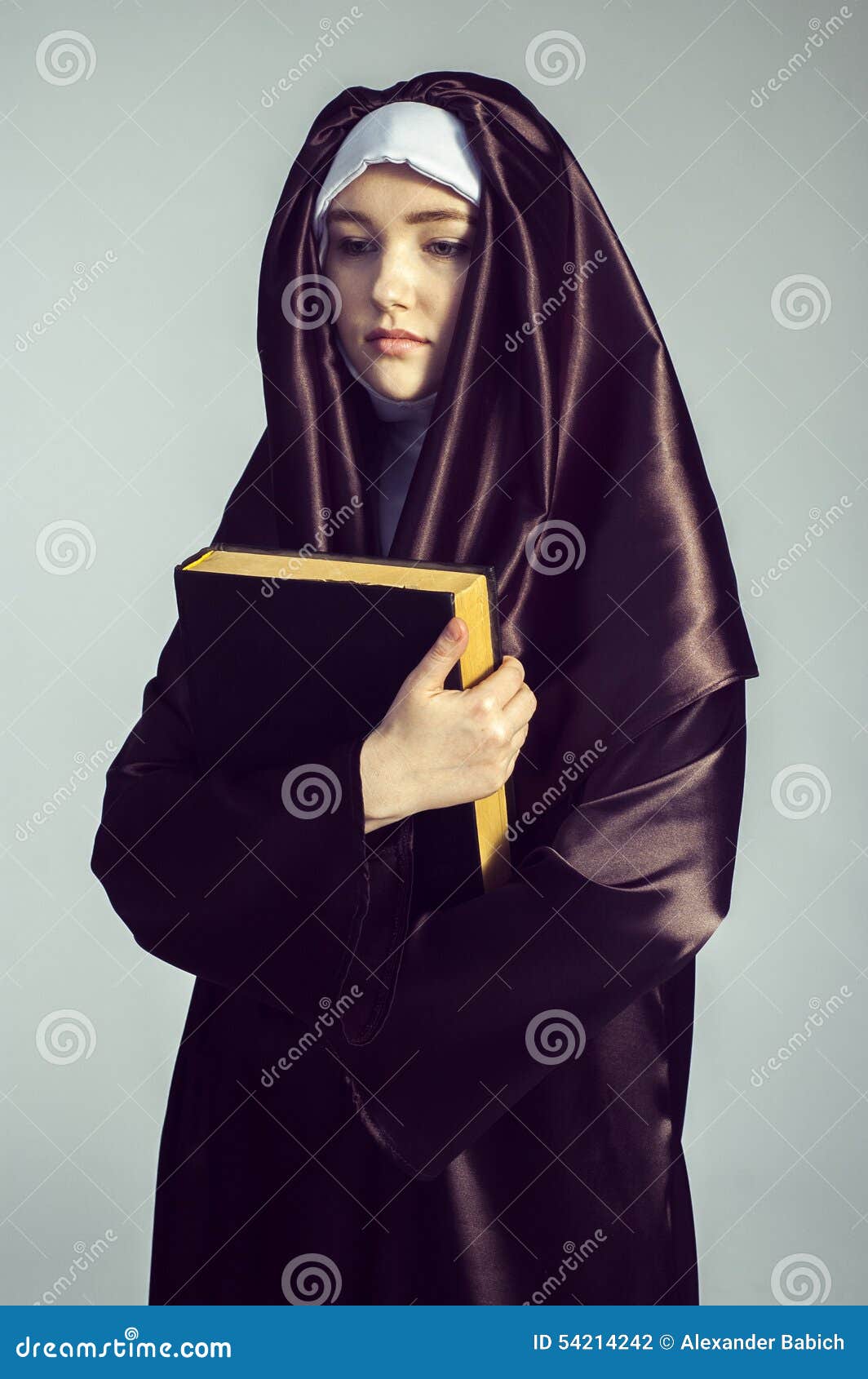 Freira Nova No Conceito Religioso Foto de Stock - Imagem de santo ...