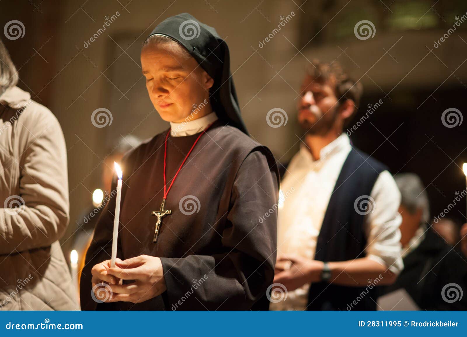 Freira Que Praying Com Vela Imagem Editorial - Imagem de religioso ...