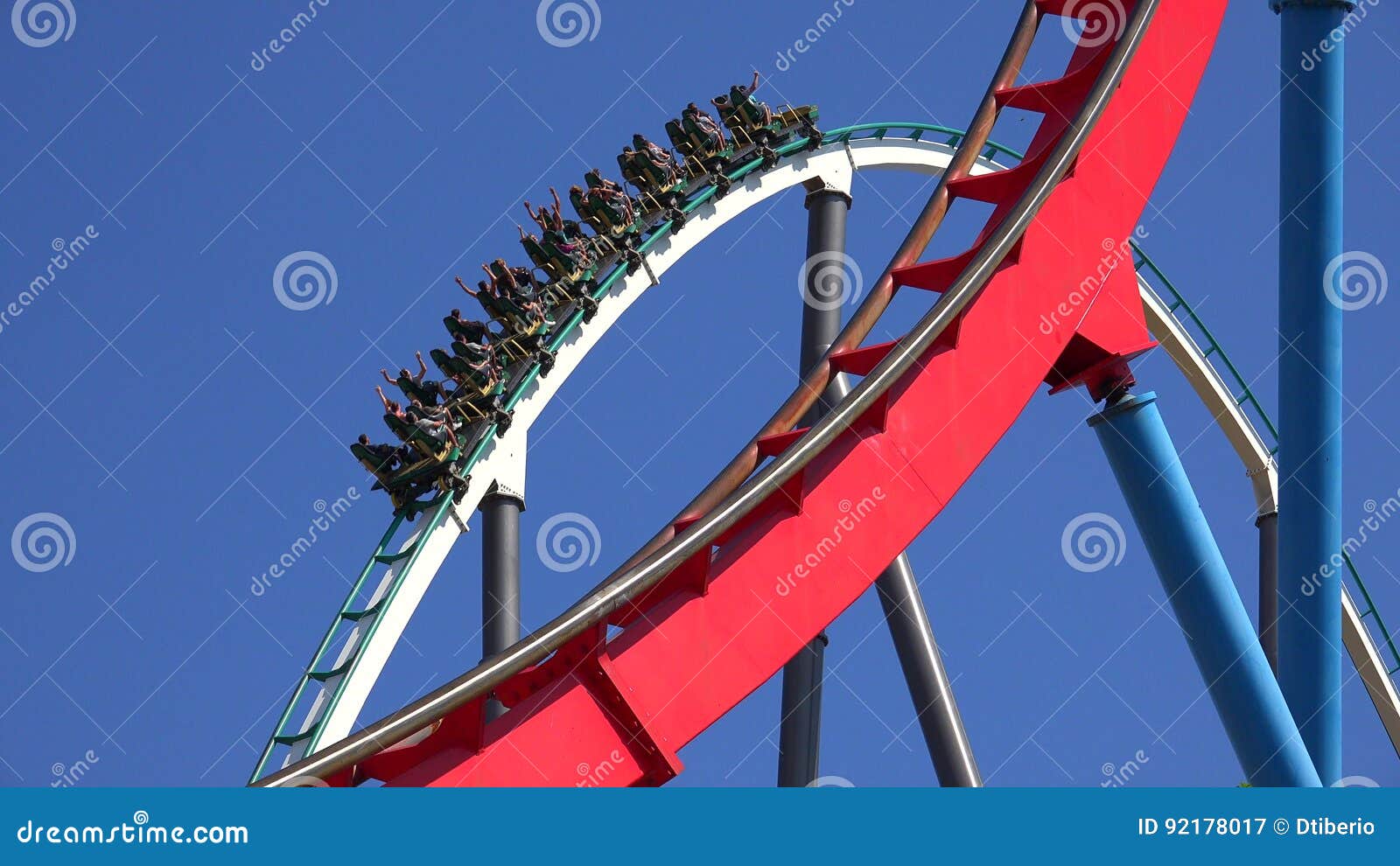 Freizeitpark-Achterbahnen redaktionelles stockfotografie. Bild von ...