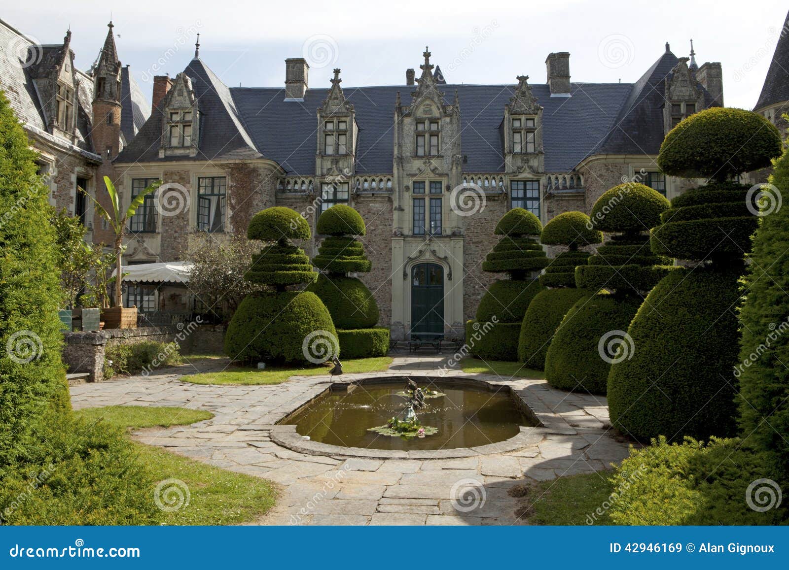 French chateau editorial stock image. Image of landscaped - 42946169