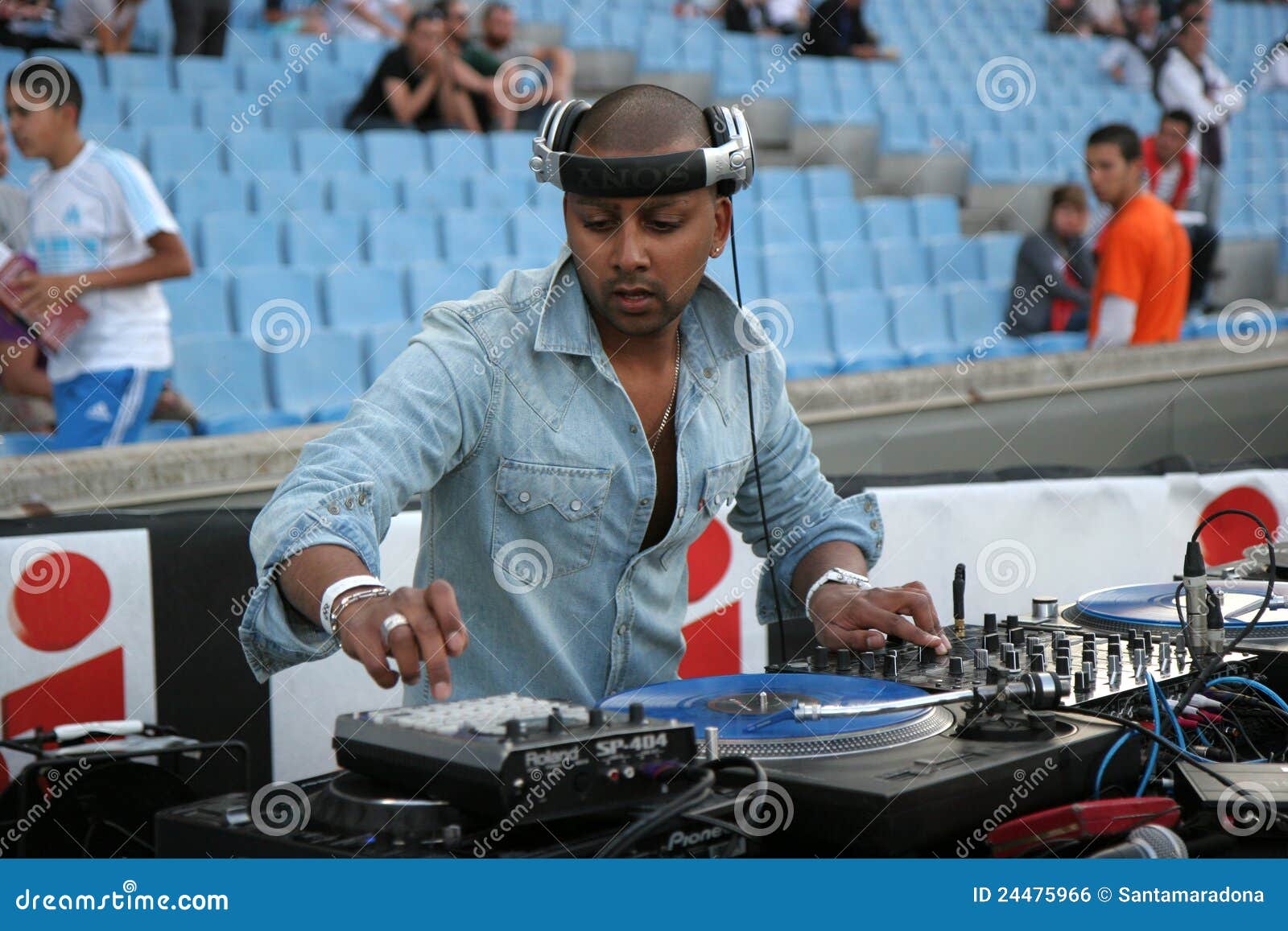 French DJ Assad editorial photo. Image of artist, fans - 24475966