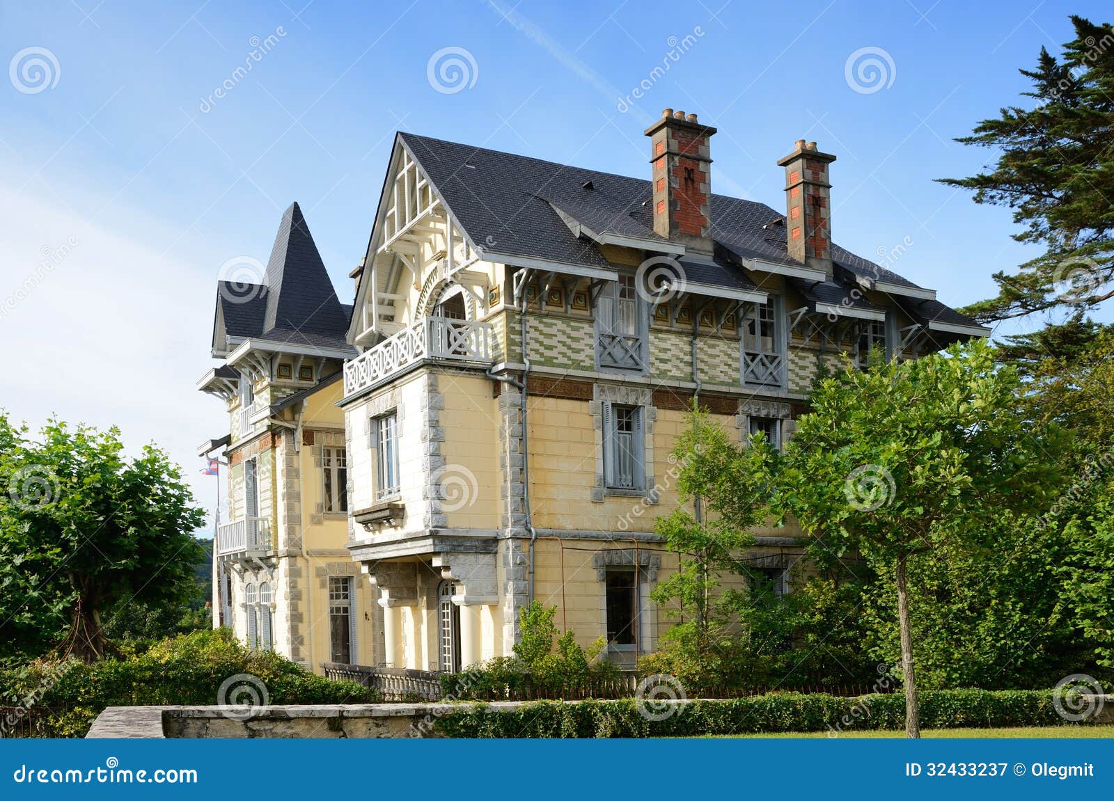 French mansion stock image. Image of bushes, single, house - 32433237