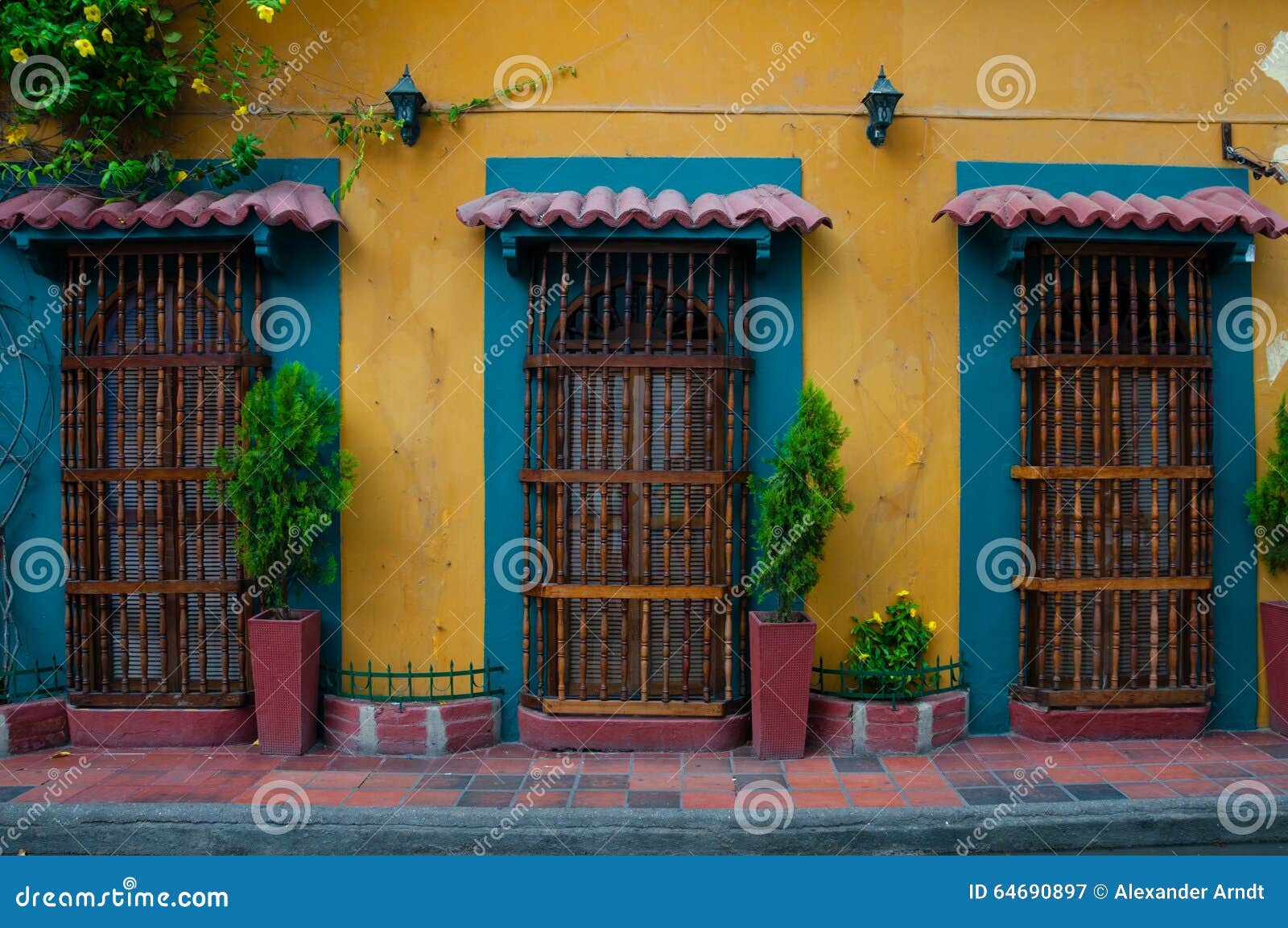 Frente Colonial Amarillo De La Casa Con Tres Puertas Imagen de archivo ...