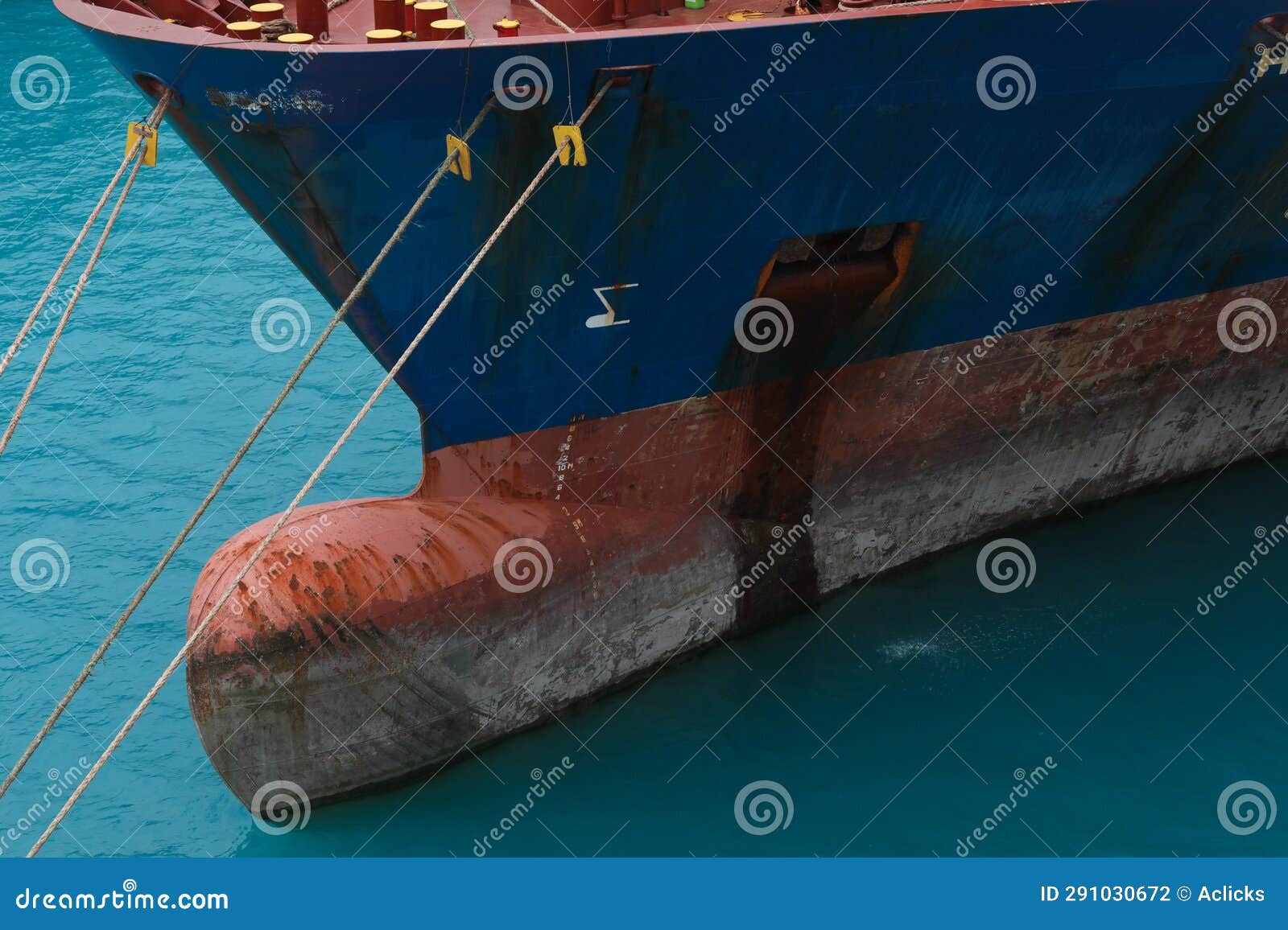 Frente De Carga Navio-proa-protuberante Ancorado Foto de Stock - Imagem ...