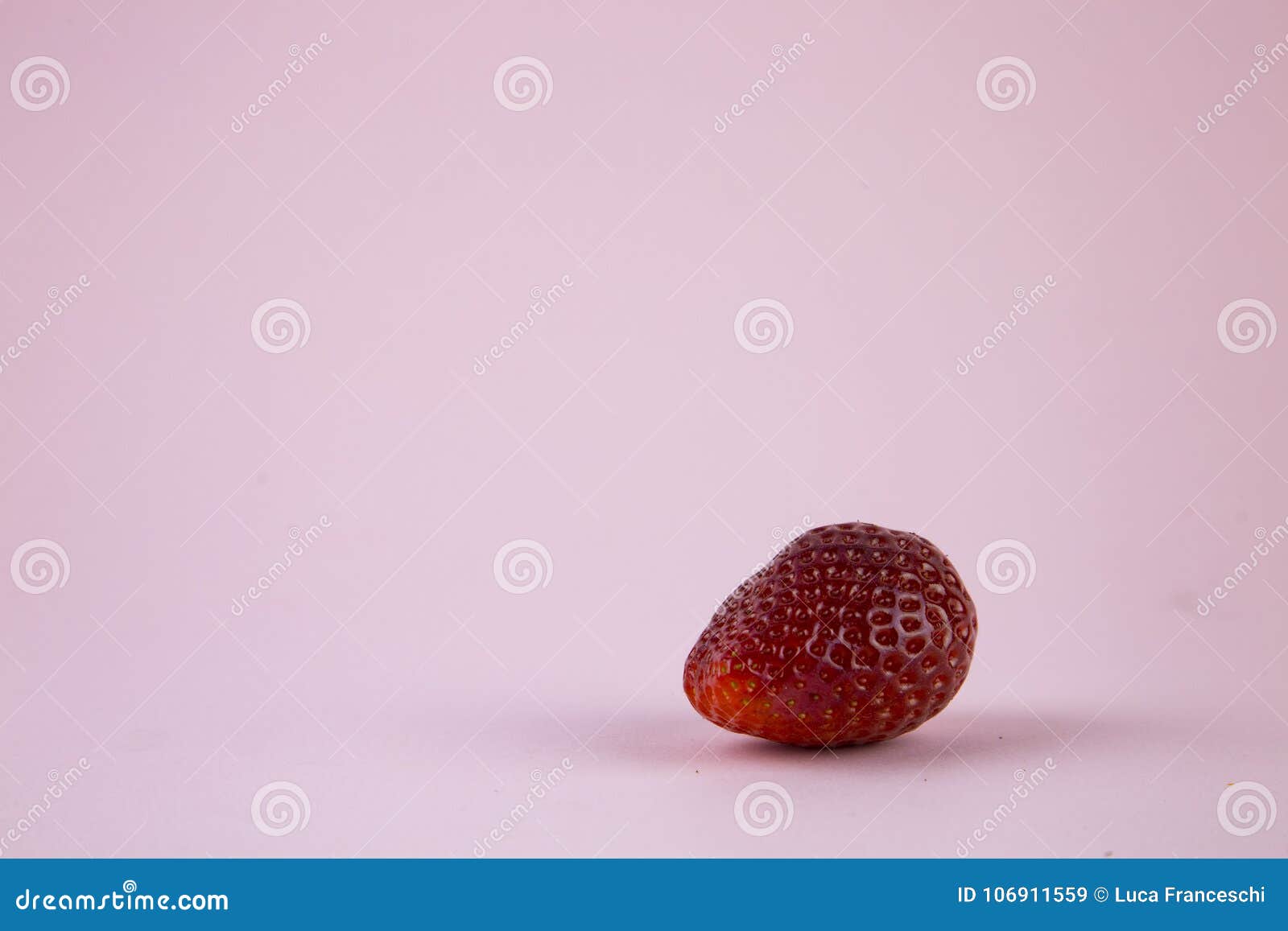 Fresa Aislada Con El Fondo Rosado Imagen de archivo - Imagen de baya ...
