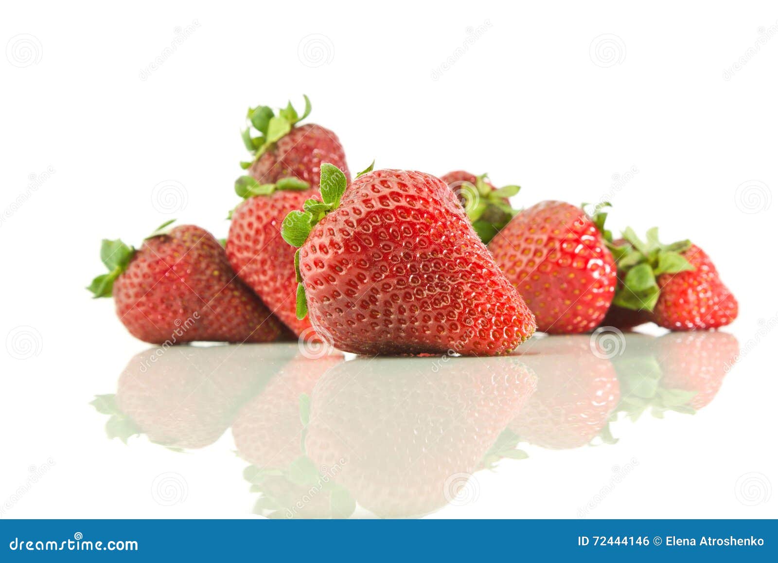 Fresa en un fondo blanco foto de archivo. Imagen de baya - 72444146