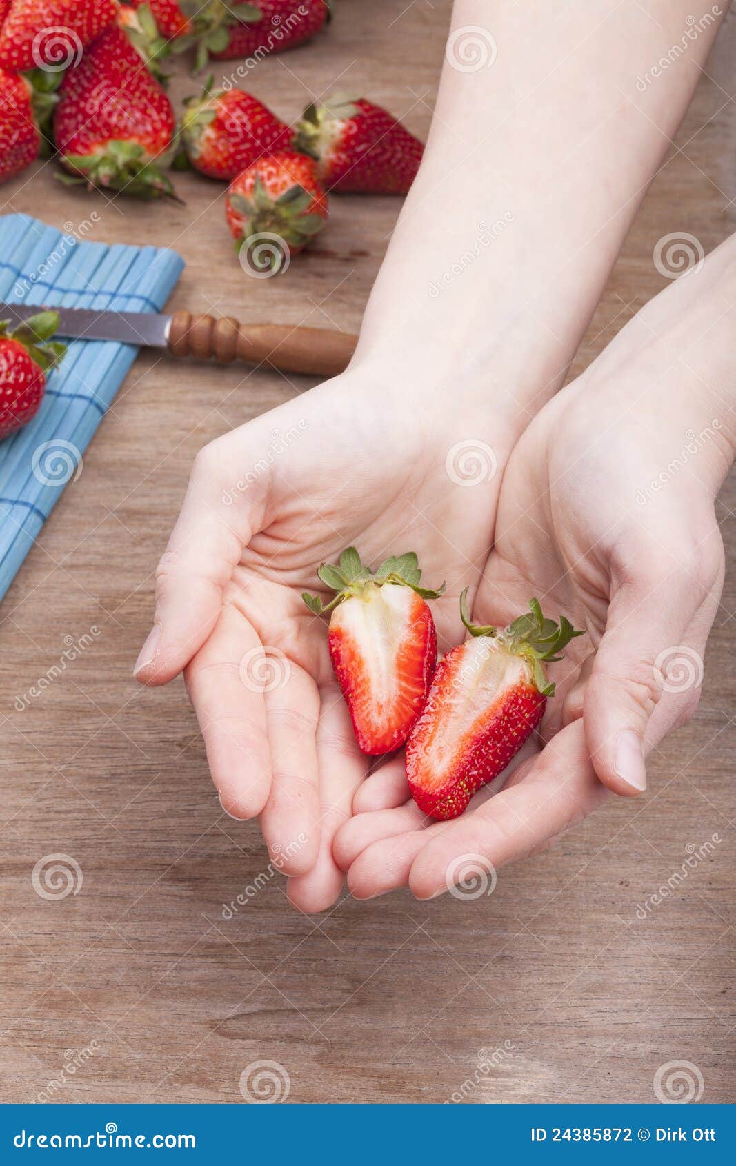 Fresa Fresca Partida En Dos Foto de archivo - Imagen de atasco ...