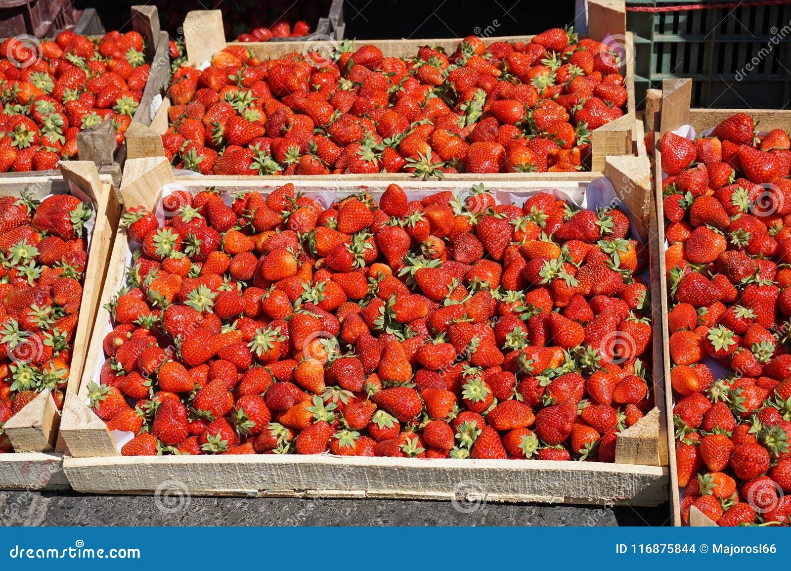 Fresa Para La Venta En Cajas Foto de archivo - Imagen de calle, alto ...