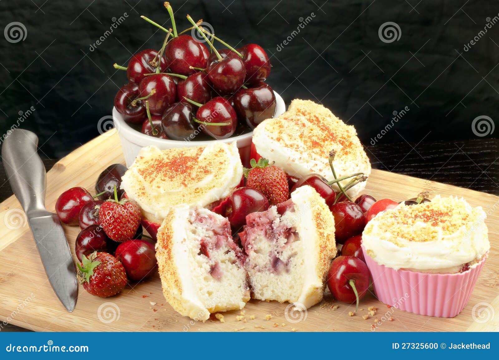 Fresa Partida En Dos Cherry Muffin Surrounded by Fruit Y Molletes Foto ...