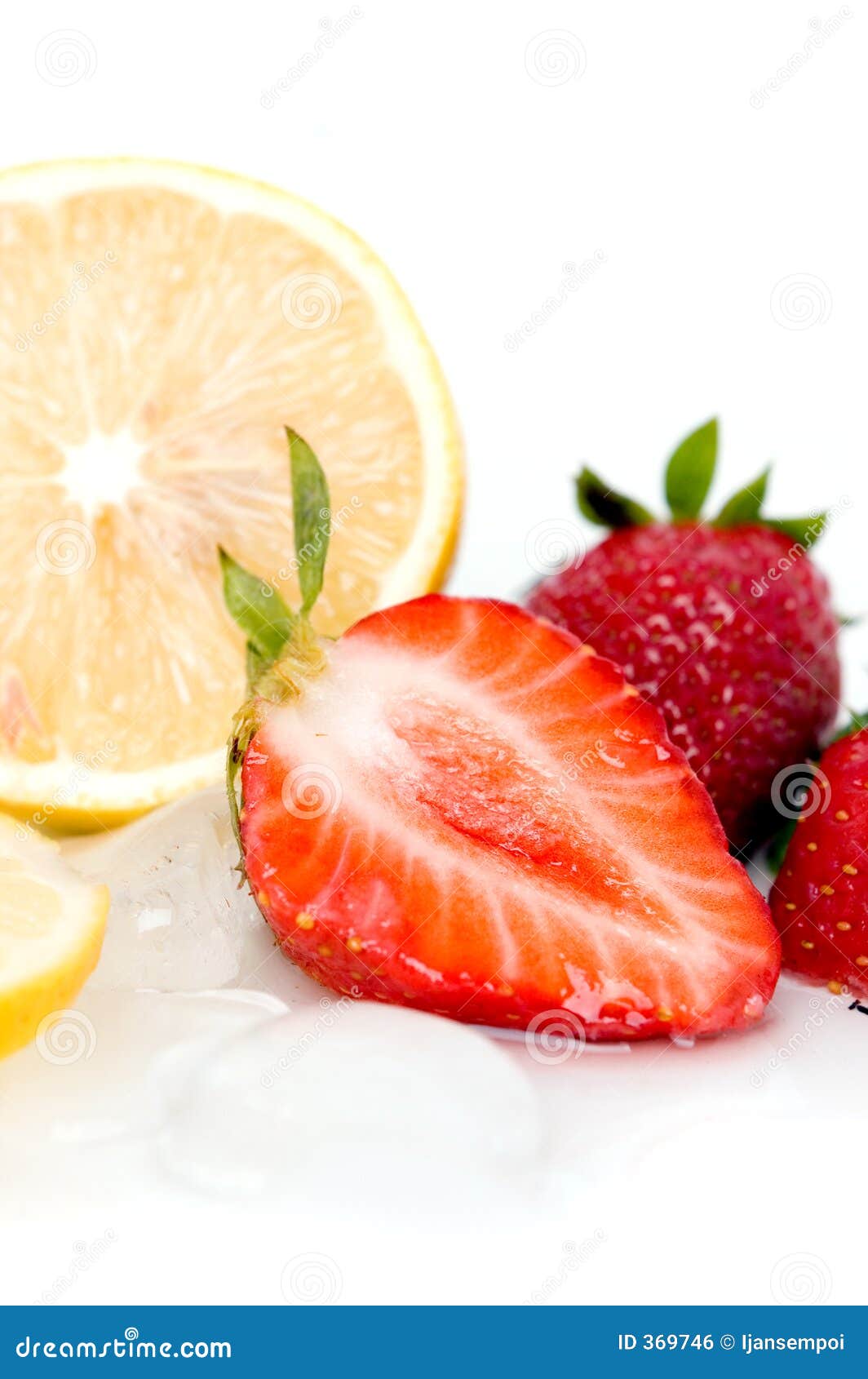 Fresa rebanada foto de archivo. Imagen de macro, verde - 369746