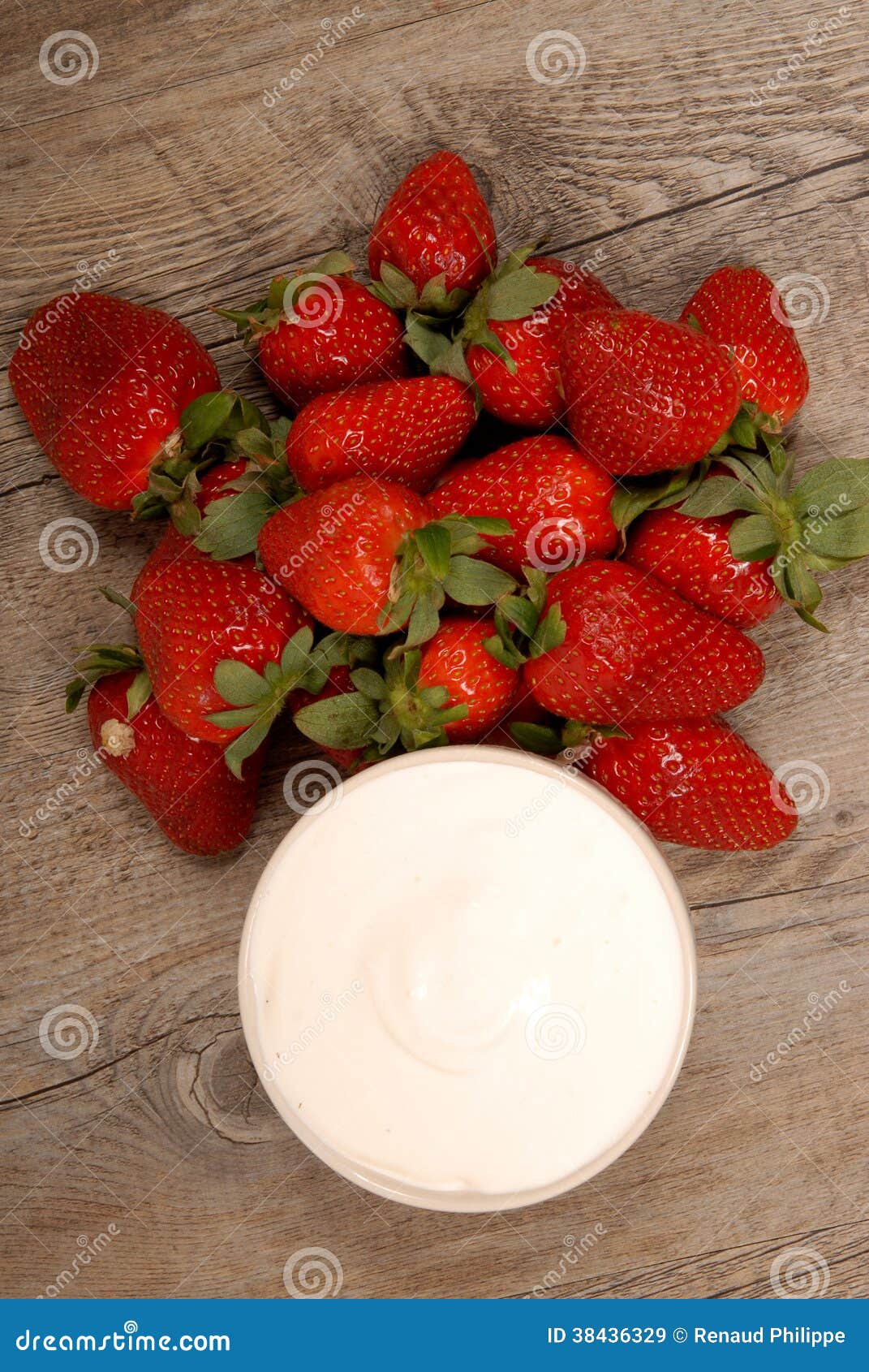 Fresas con crema fresca imagen de archivo. Imagen de comestible - 38436329