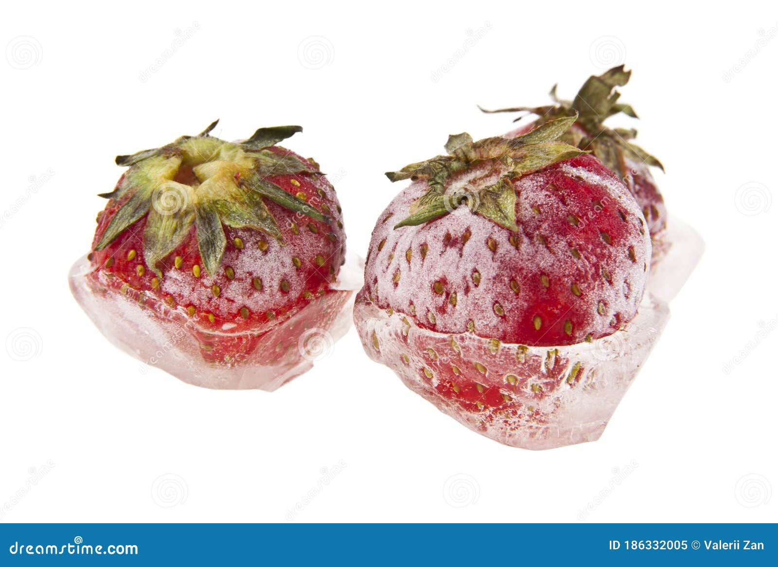 Fresas Congeladas Aisladas En Fondo Blanco Imagen de archivo - Imagen ...