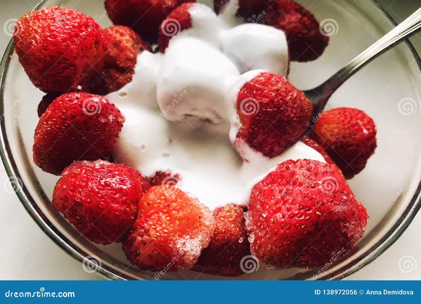 Fresas Congeladas Con Crema En Cuento Foto de archivo - Imagen de ...