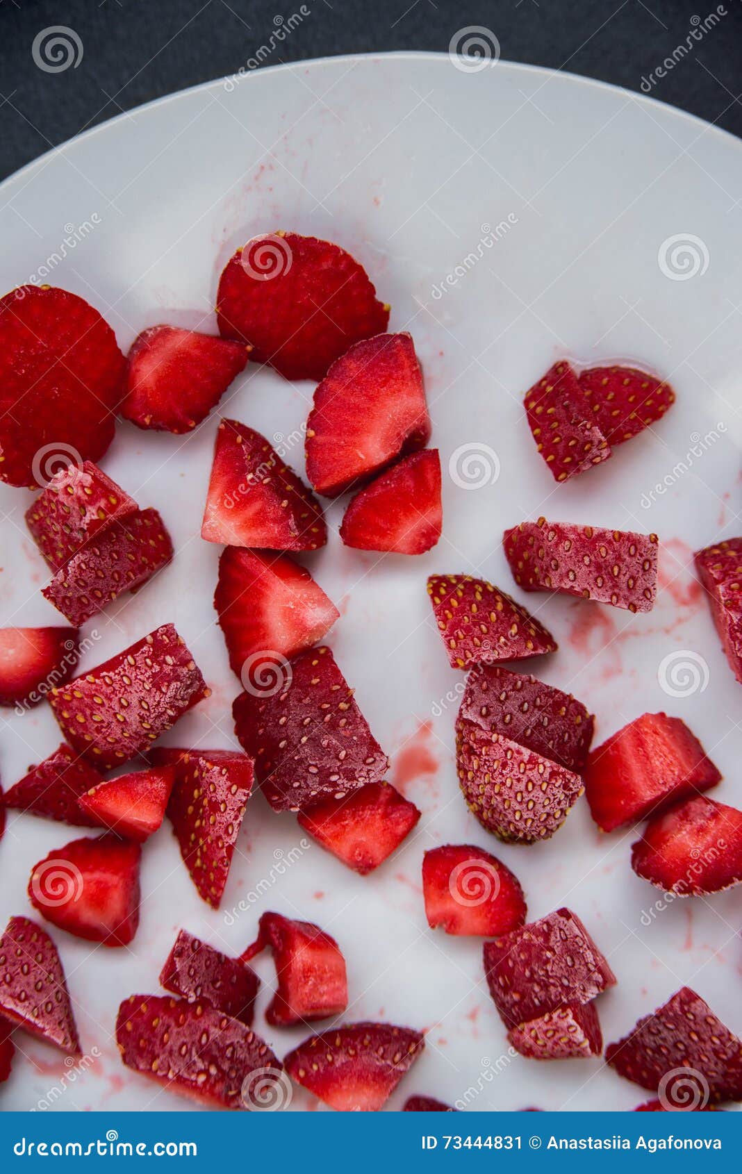 Fresas Congeladas Del Corte Imagen de archivo - Imagen de corte, primer ...