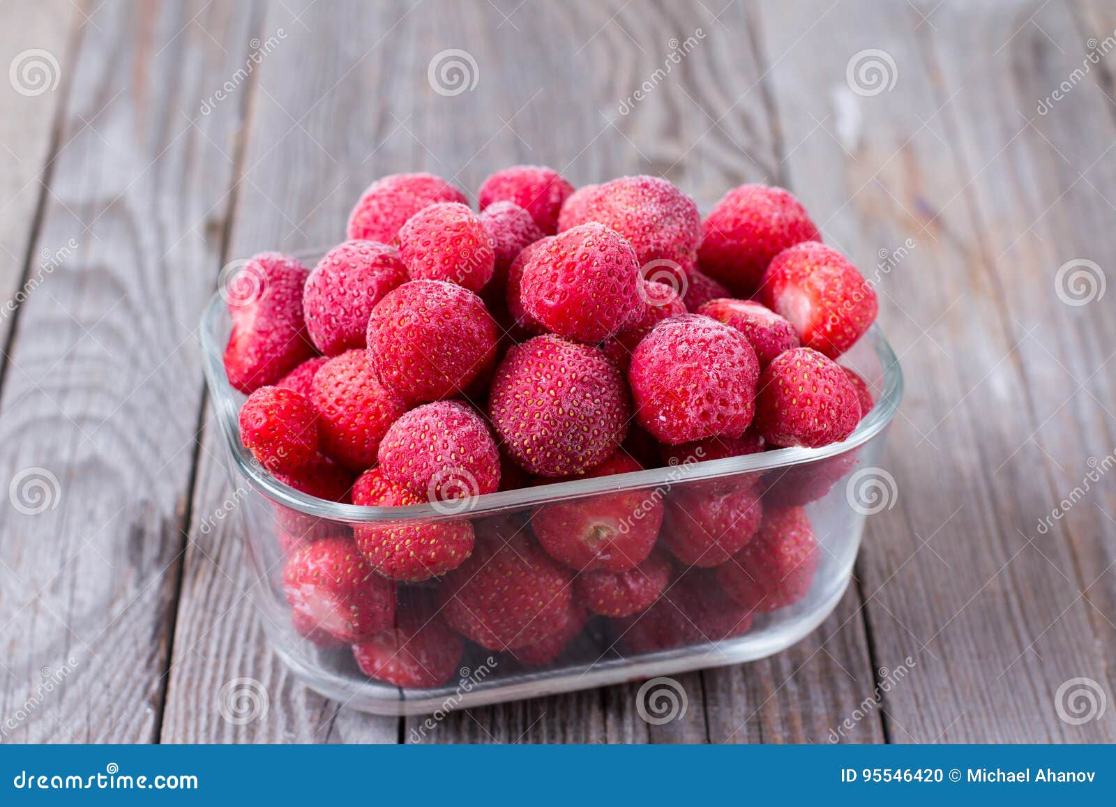 Fresas congeladas en caja foto de archivo. Imagen de componente - 95546420