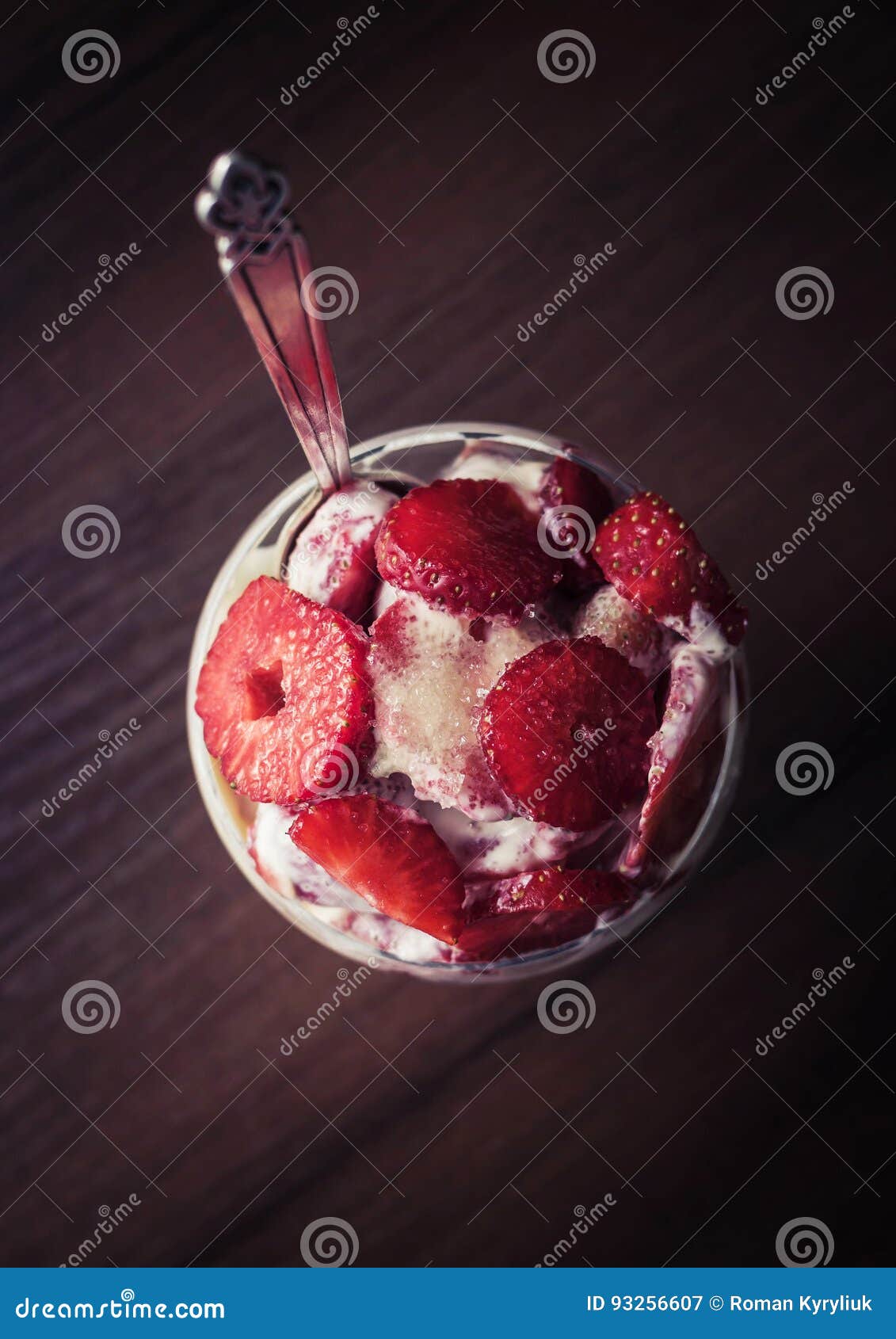Fresas Cortadas Con Crema En Un Vidrio Imagen de archivo - Imagen de ...