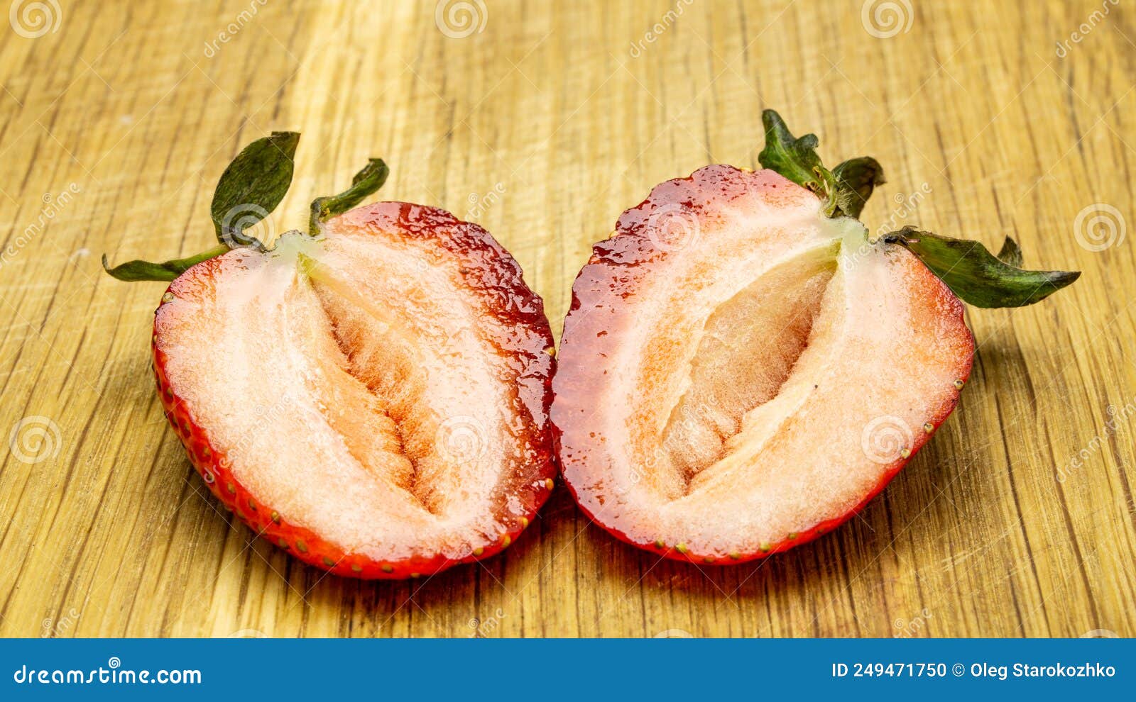 Fresas Cortadas En Dos Mitades En Una Tabla De Madera Foto de archivo ...