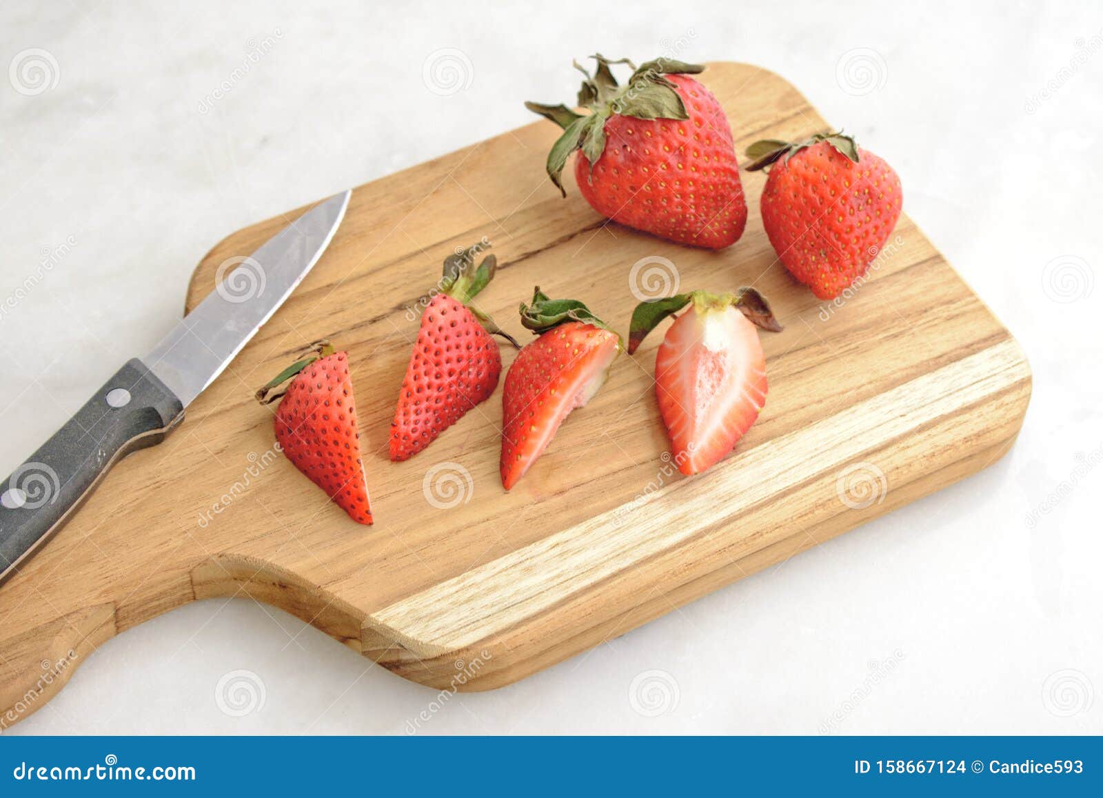 Fresas Cortadas En Un Tablero Foto de archivo - Imagen de cocina ...