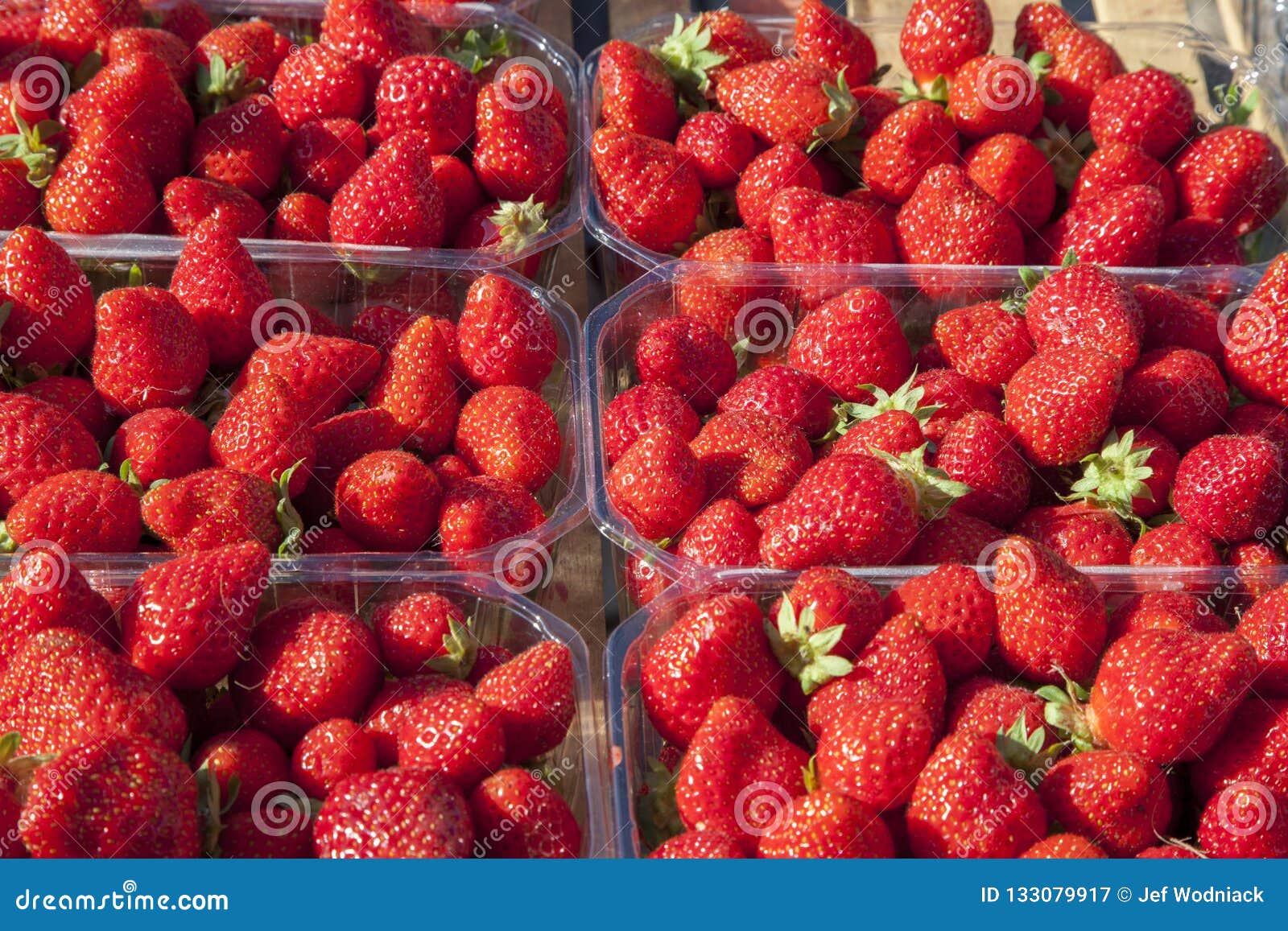 Fresas En Cajas En El Mercado Imagen de archivo - Imagen de frescura ...