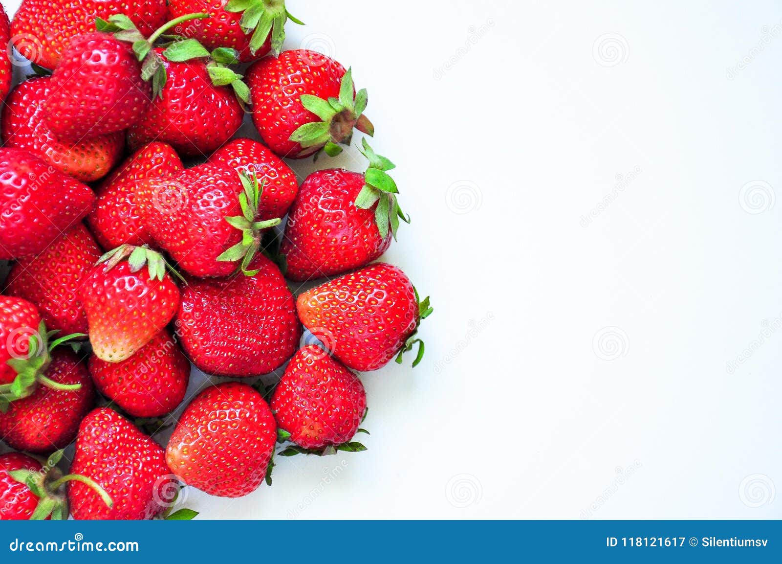 Fresas en un fondo blanco imagen de archivo. Imagen de postre - 118121617