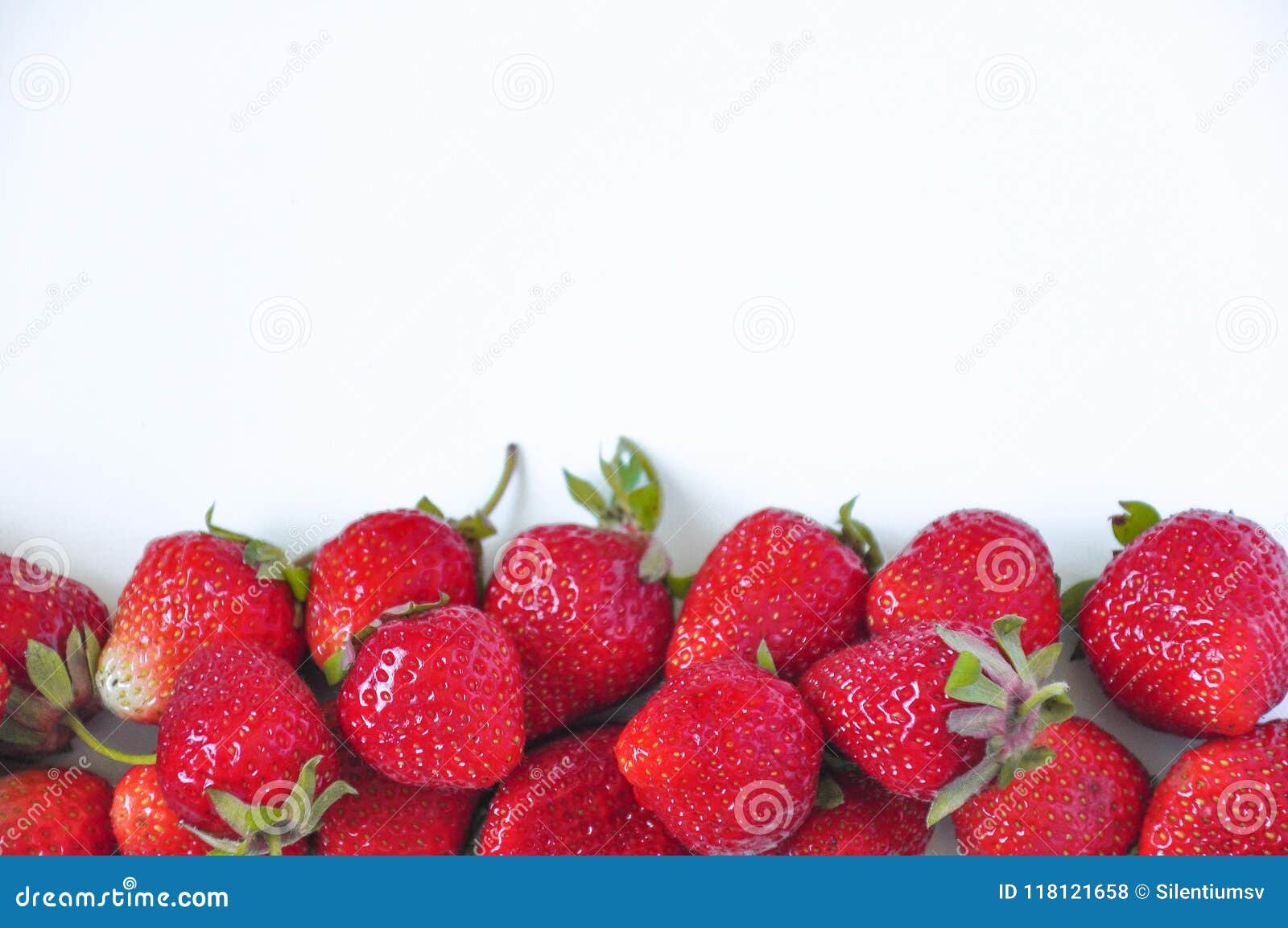 Fresas en un fondo blanco foto de archivo. Imagen de comer - 118121658