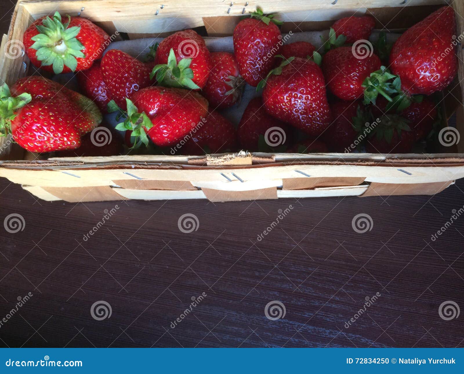 Fresas En Una Caja De Madera Foto de archivo - Imagen de grupo, sano ...