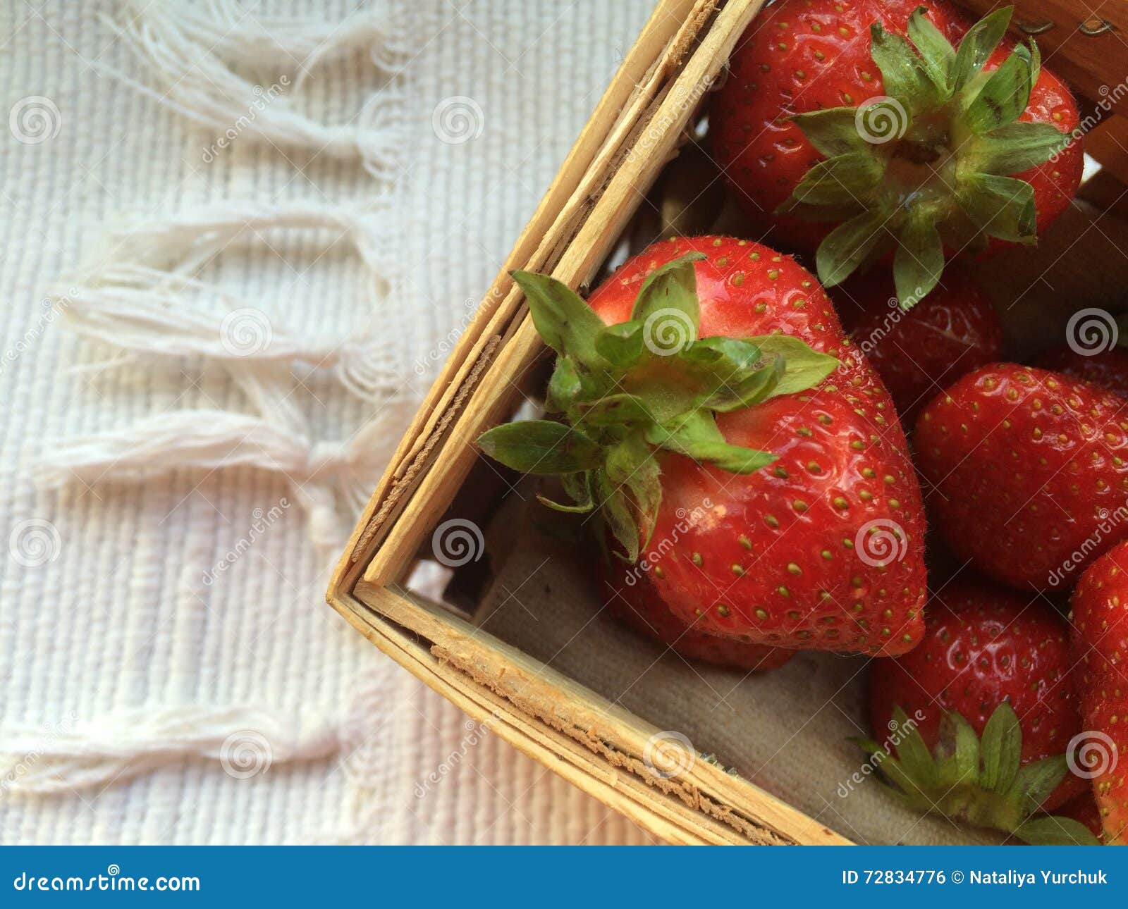 Fresas En Una Caja De Madera Foto de archivo - Imagen de crudo, fresco ...
