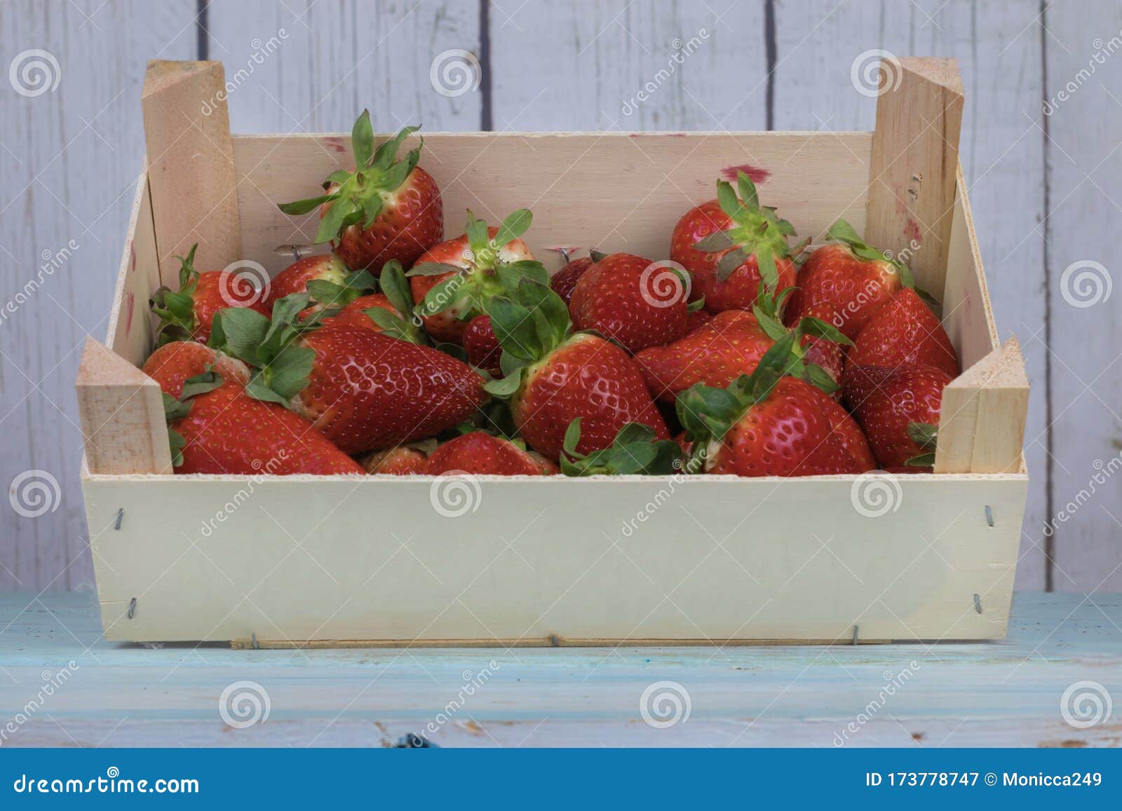 Fresas En Una Caja De Madera Clara Imagen de archivo - Imagen de ...